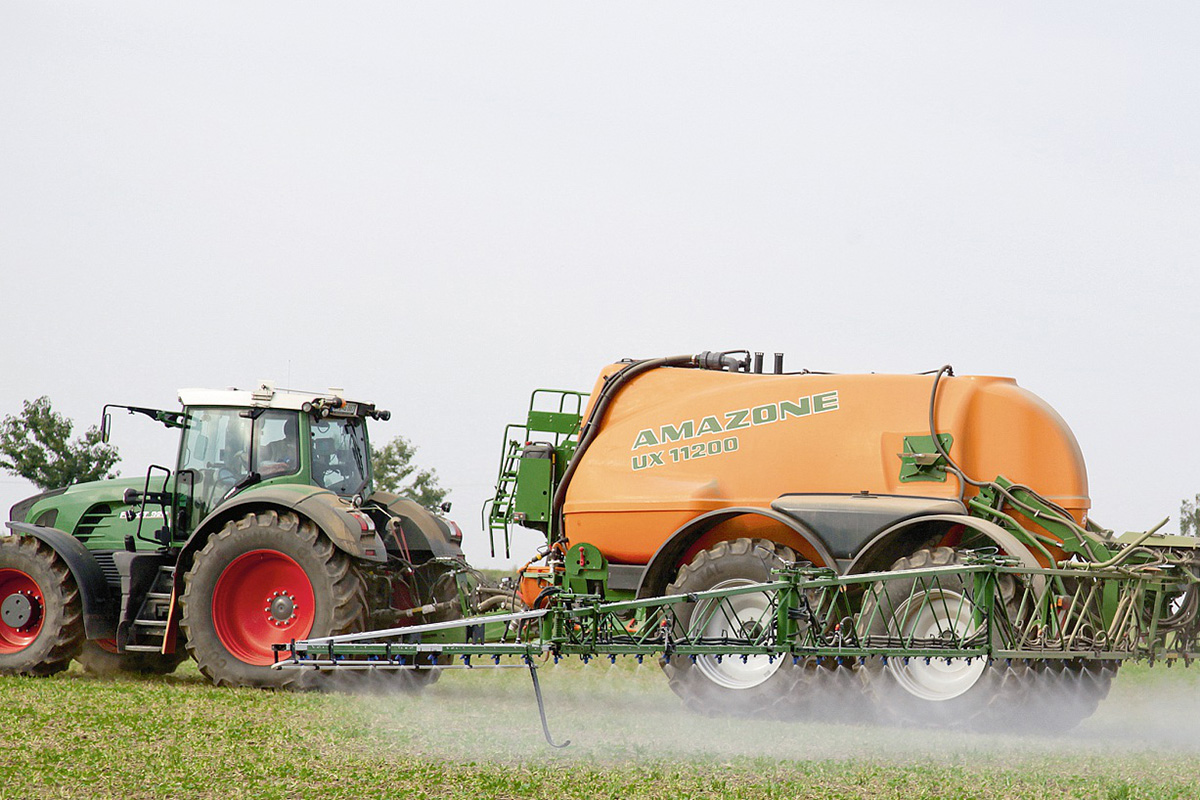 Amazone UX11200 trailed sprayer - Profi