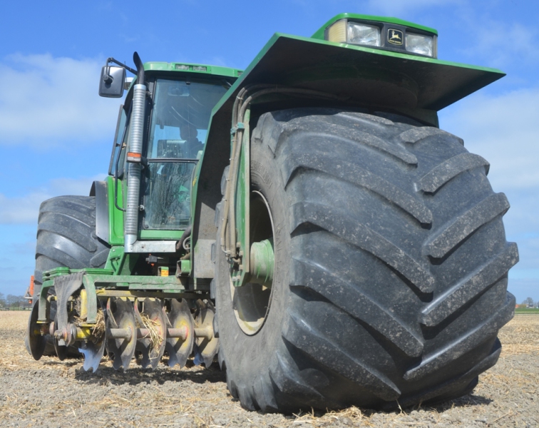 Three-wheeled John Deere tractor - Profi