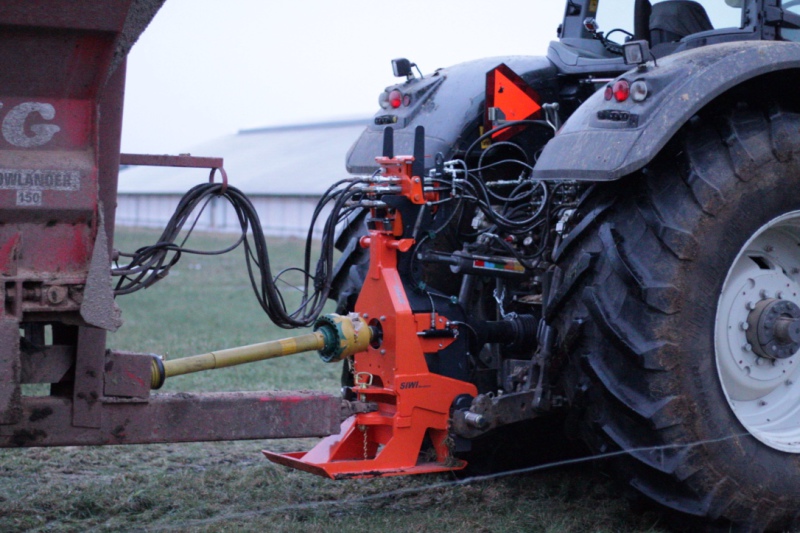 Tractor hitch saves time and increases safety - Profi