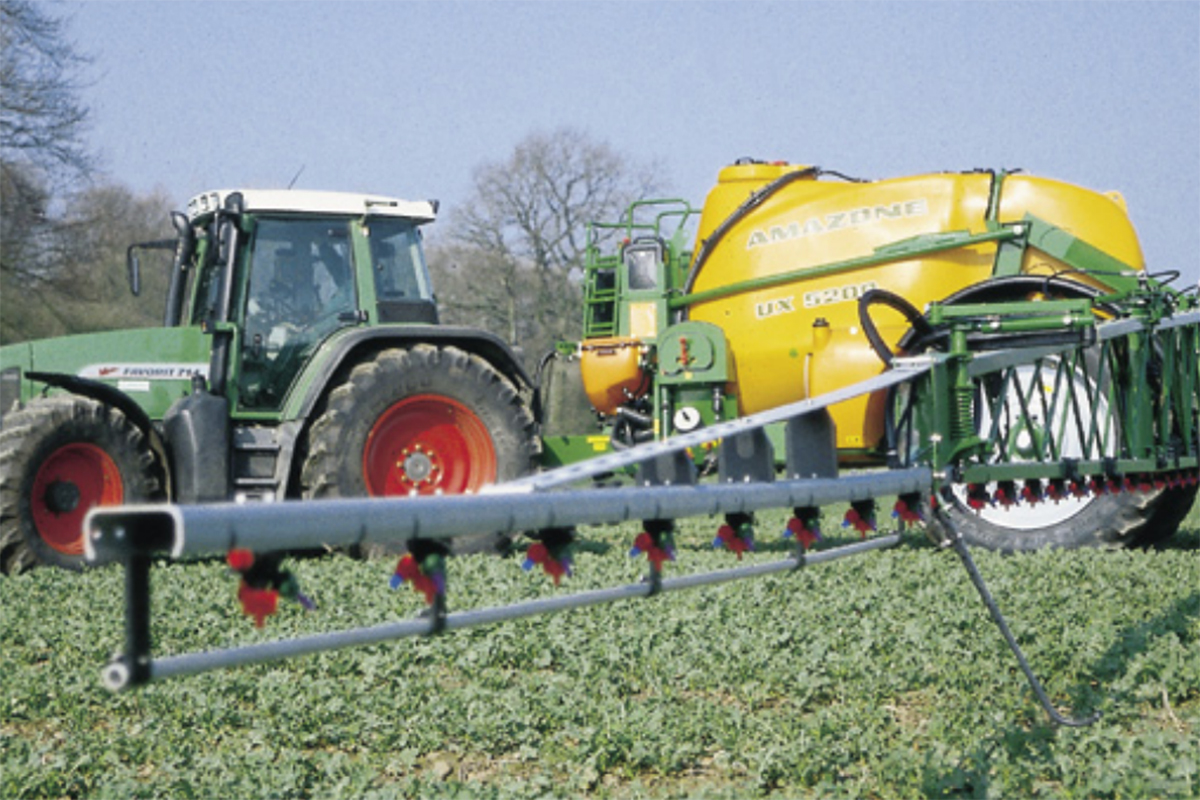 Driving impression: Amazone UX5200 trailed sprayer - Profi