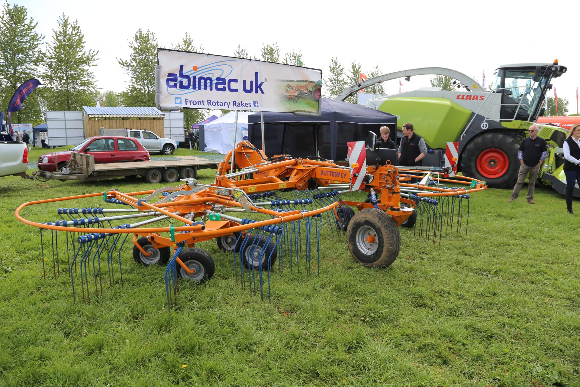 Grassland UK: Rake it and pack it - Profi