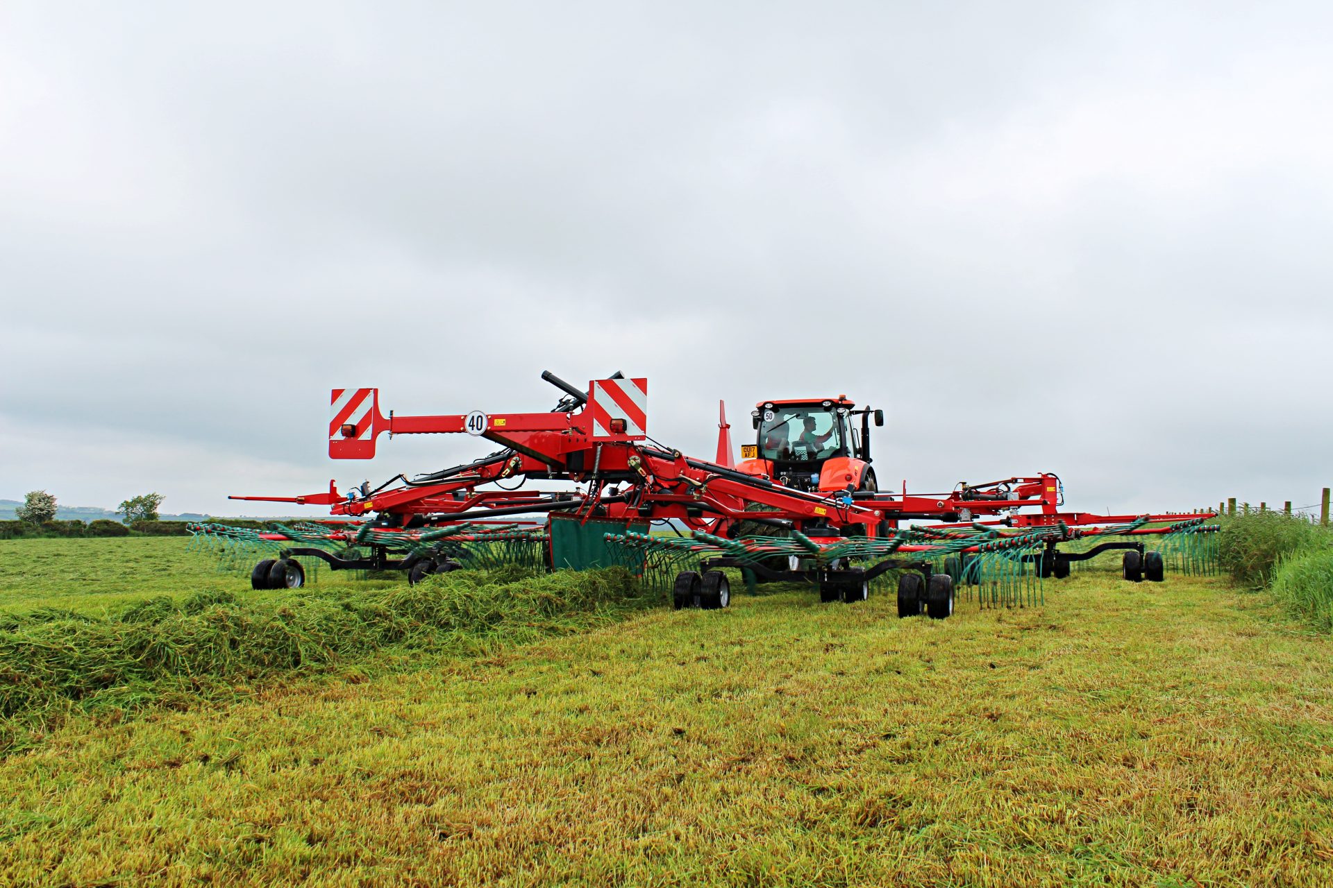 Kverneland 97150C four-rotor rake: High-tech grass gatherer - Profi