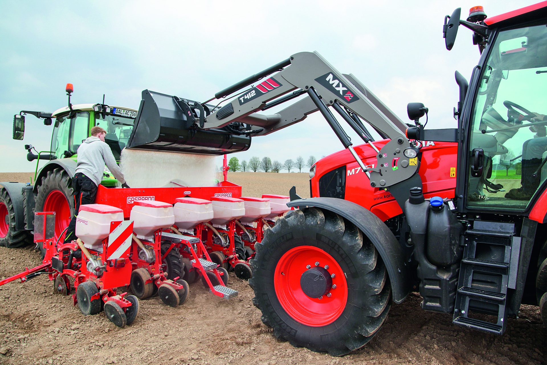 MX T412 front loader: One stick, lots of jobs - Profi