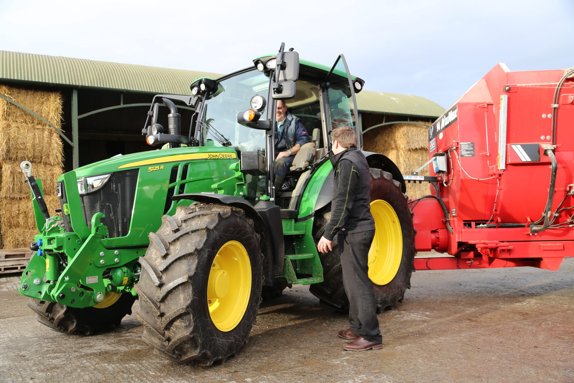 Driving Impression: John Deere 5125R - Profi