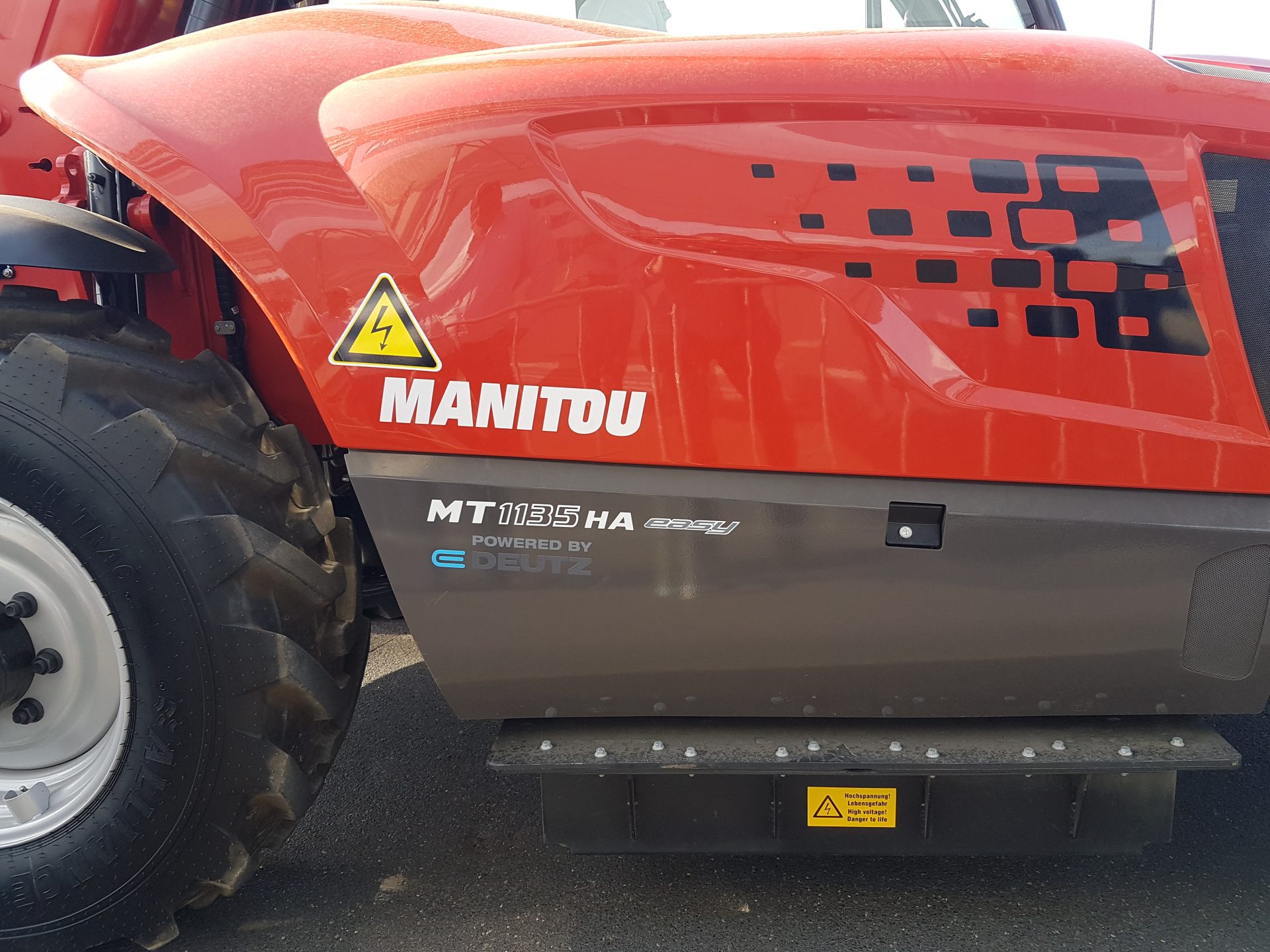 Manitou hybrid/electric telehandler prototypes - Profi