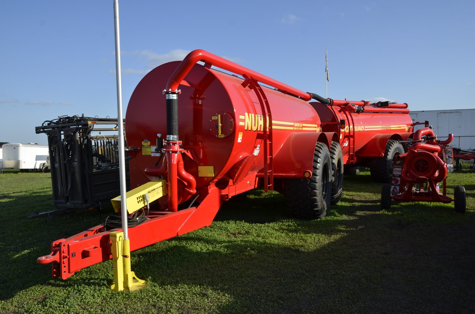 FPS 18: Nuhn quad train slurry tanker - Profi