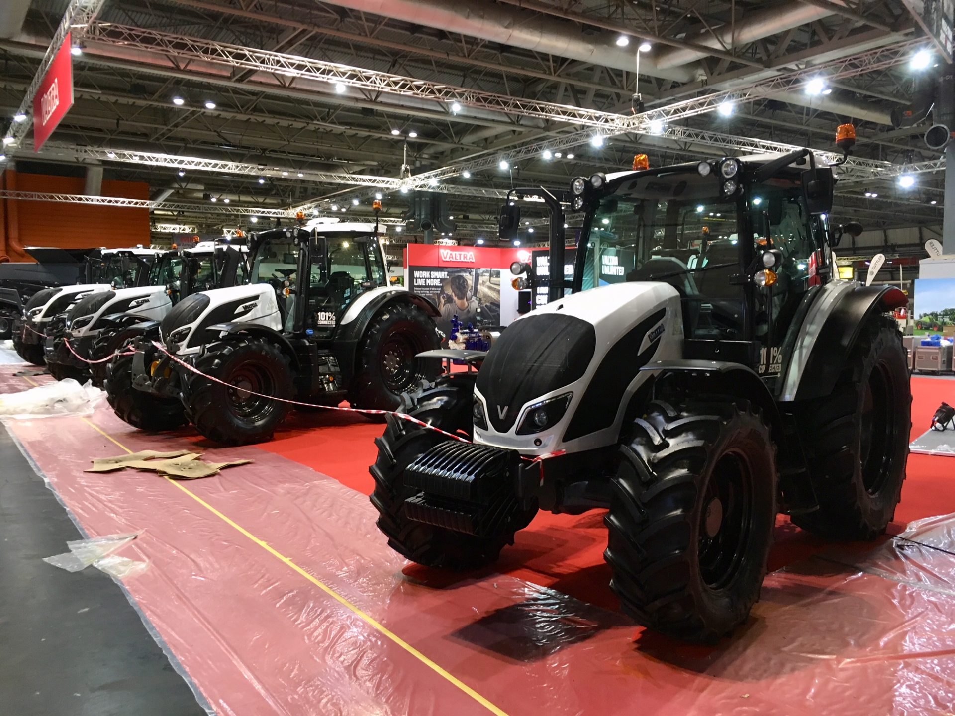 New Valtra powershift, suspension and Stage V models - Profi