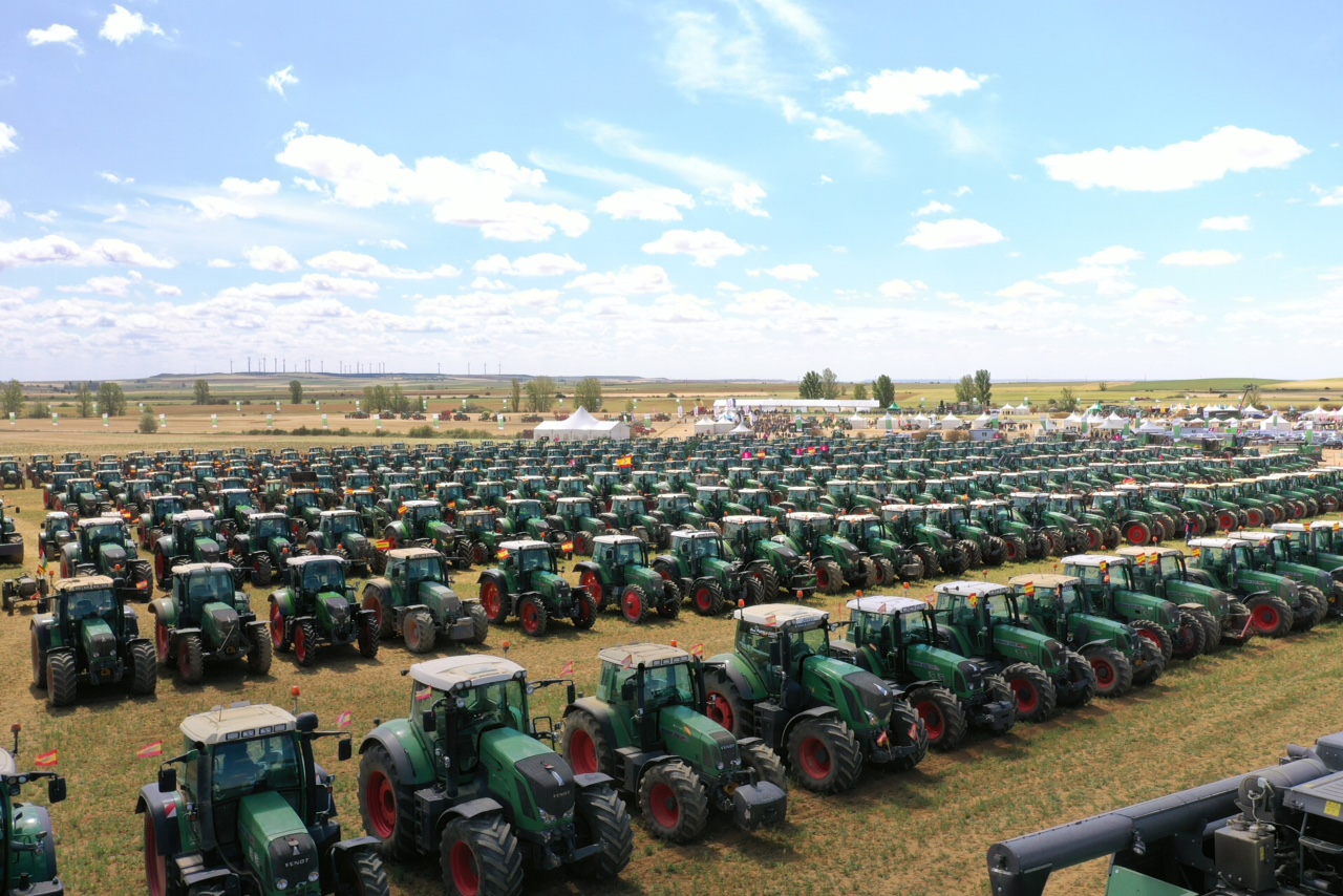 559 Fendt tractors at Spanish field day - Profi