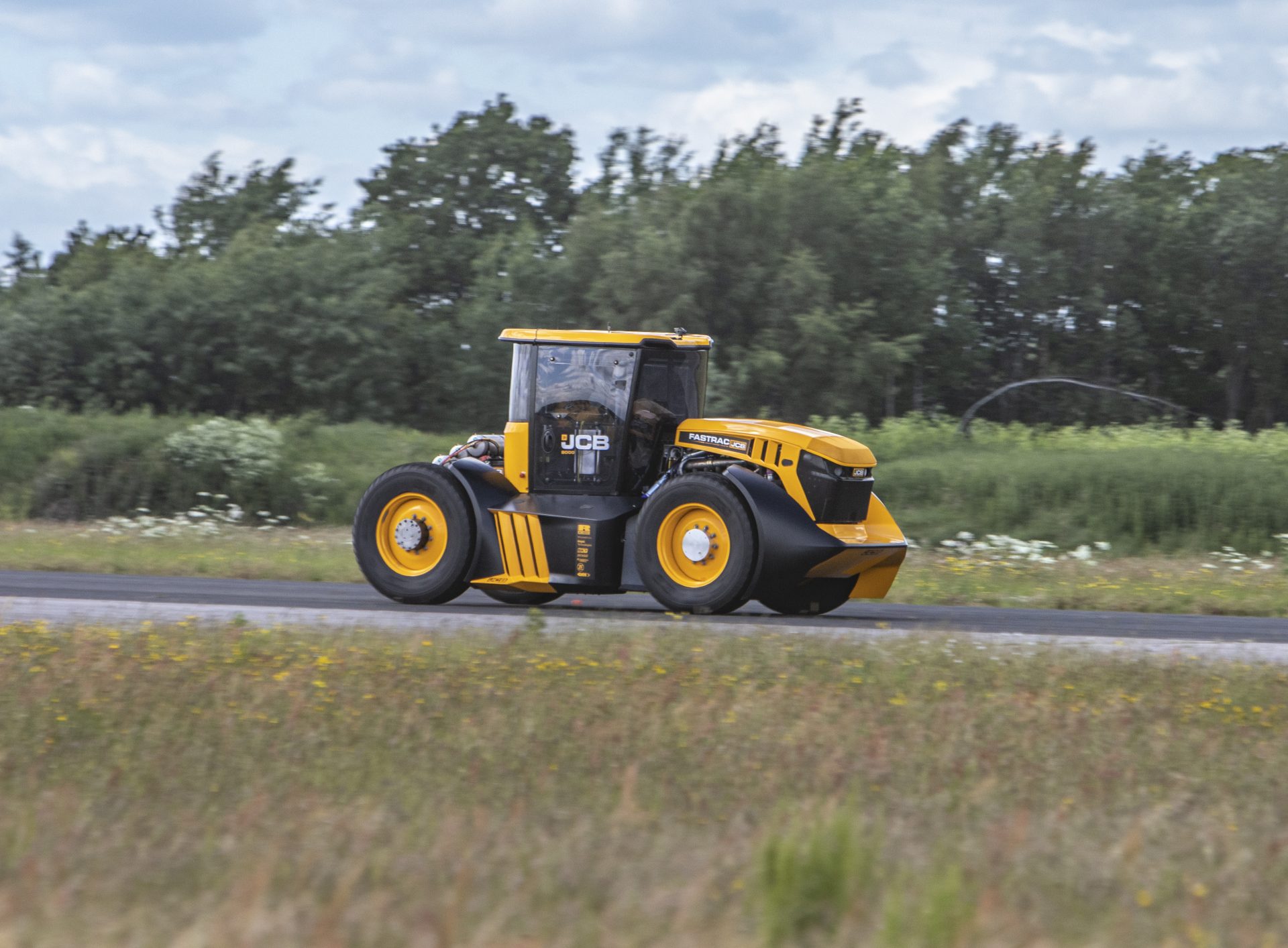 JCB Fastrac hits 103.6mph to set British record - Profi