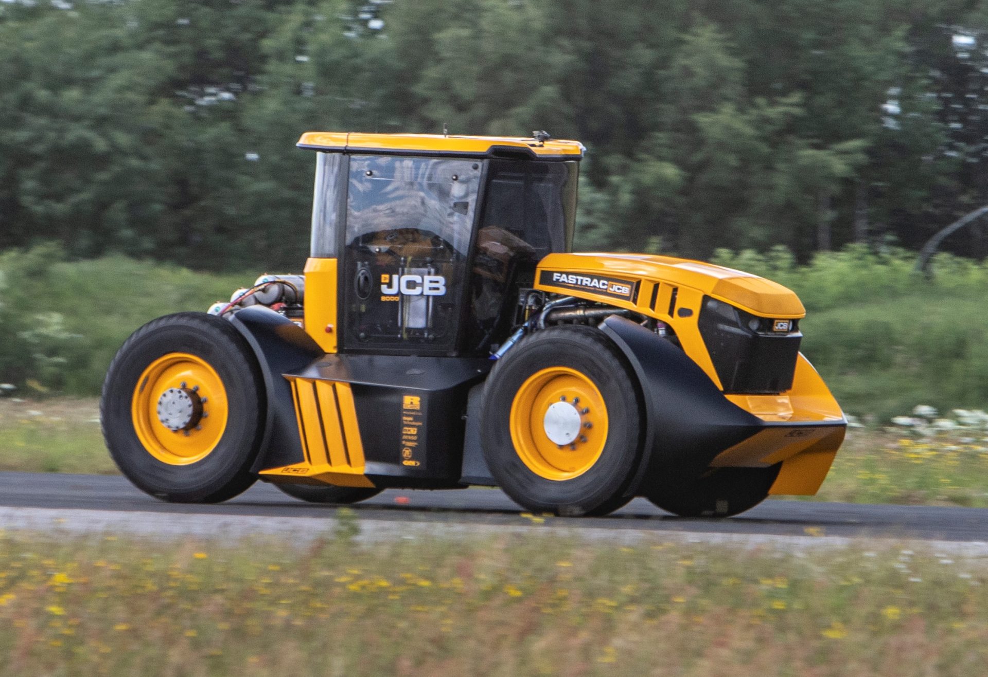 JCB Fastrac hits 103.6mph to set British record - Profi