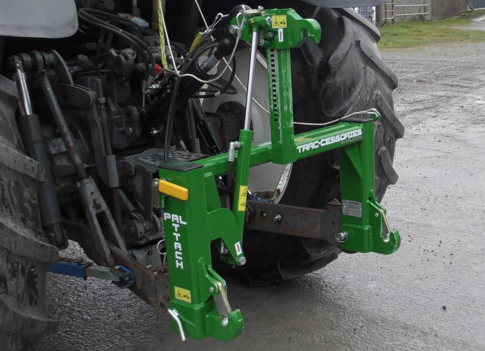 Quicker and safer implement attachment - Profi