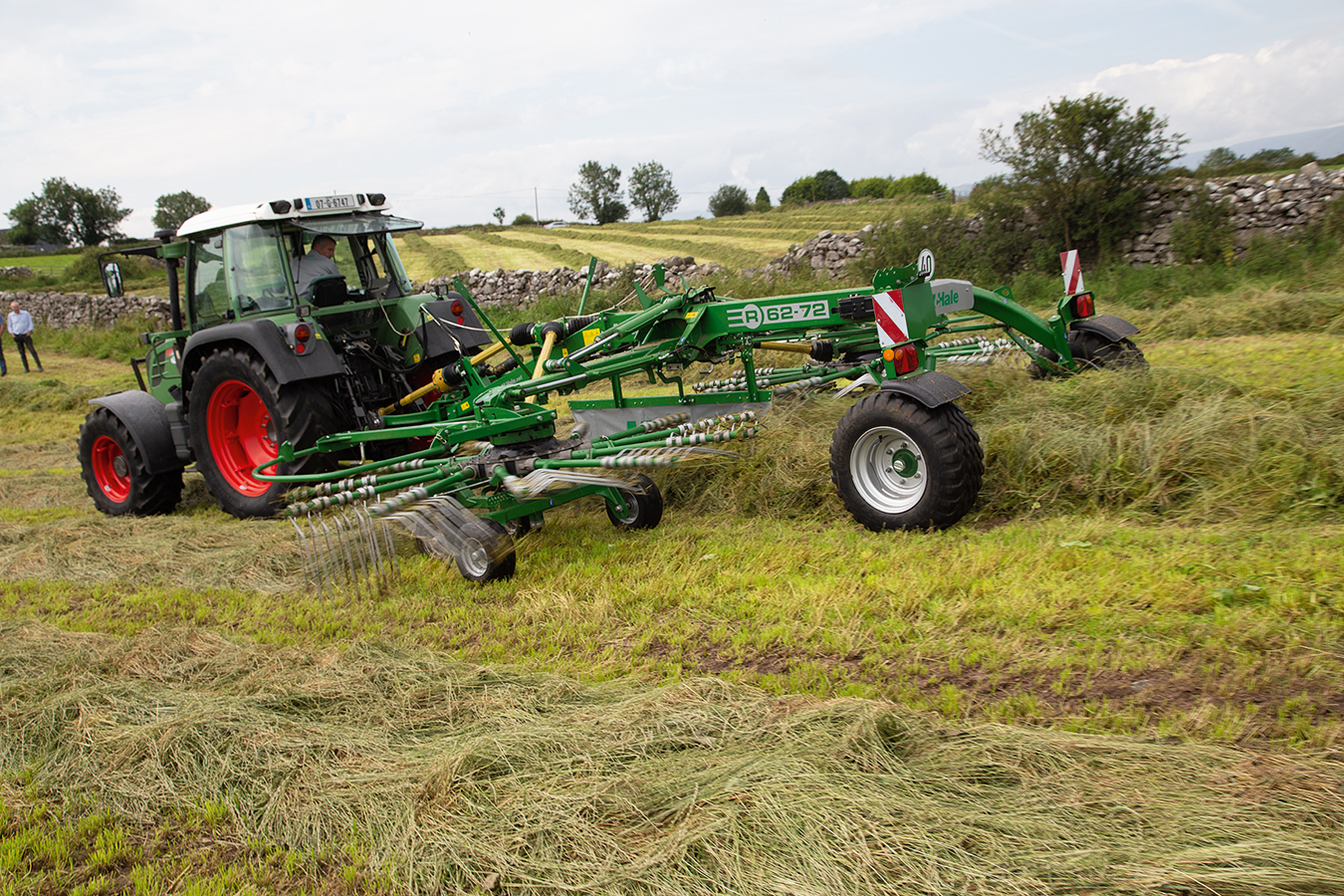 McHale R62-72 twin-rotor rake: Closing the gap - Profi