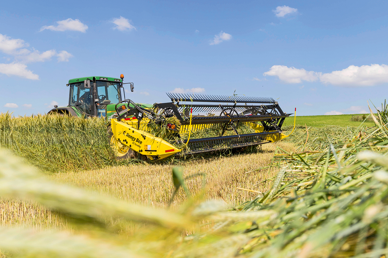 Honey Bee ST21 swather: A draper for tractors - Profi