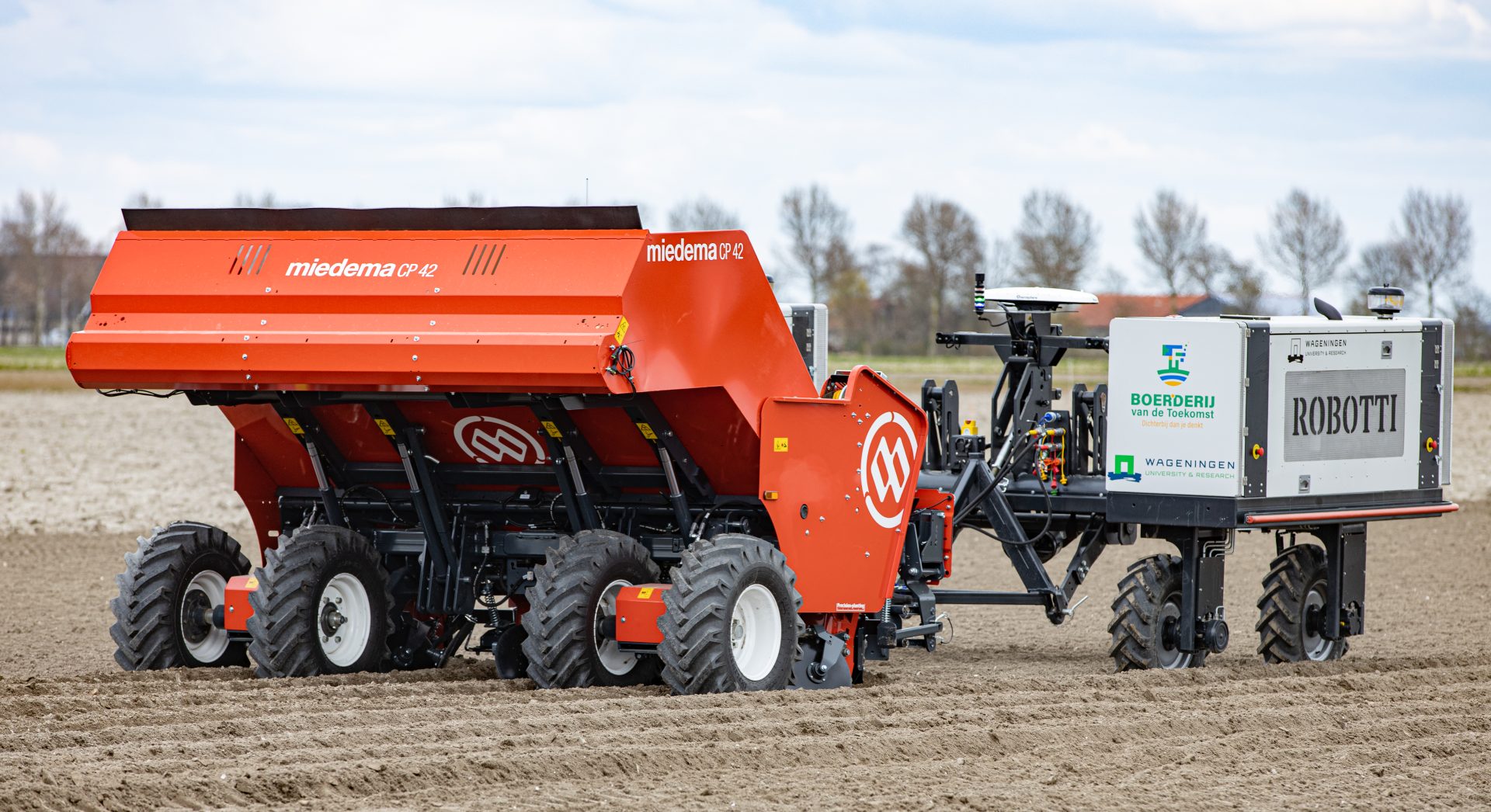 Robot plants first potatoes - Profi