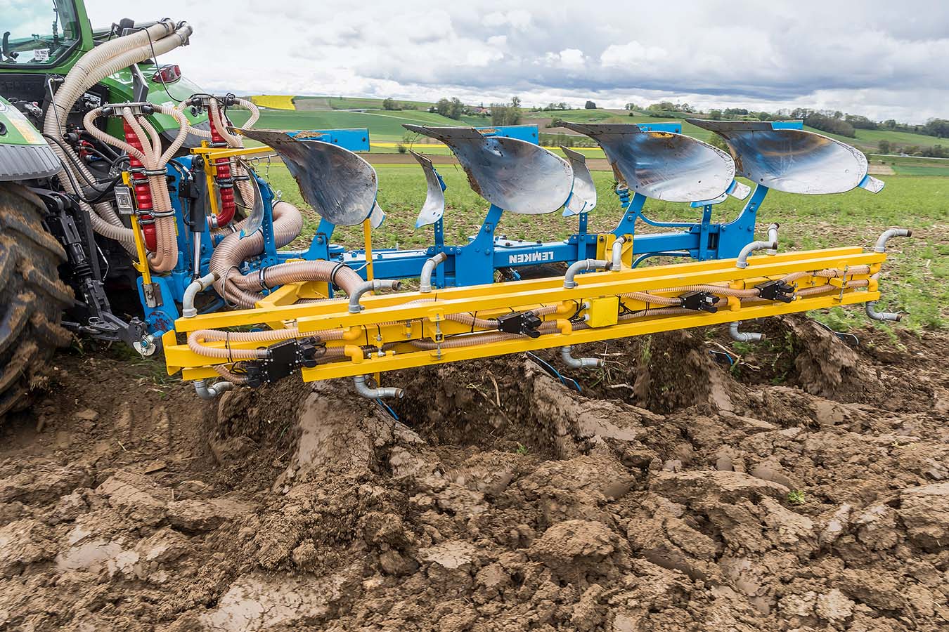 Sowing cover crops with a plough: Seeds on the furrow - Profi