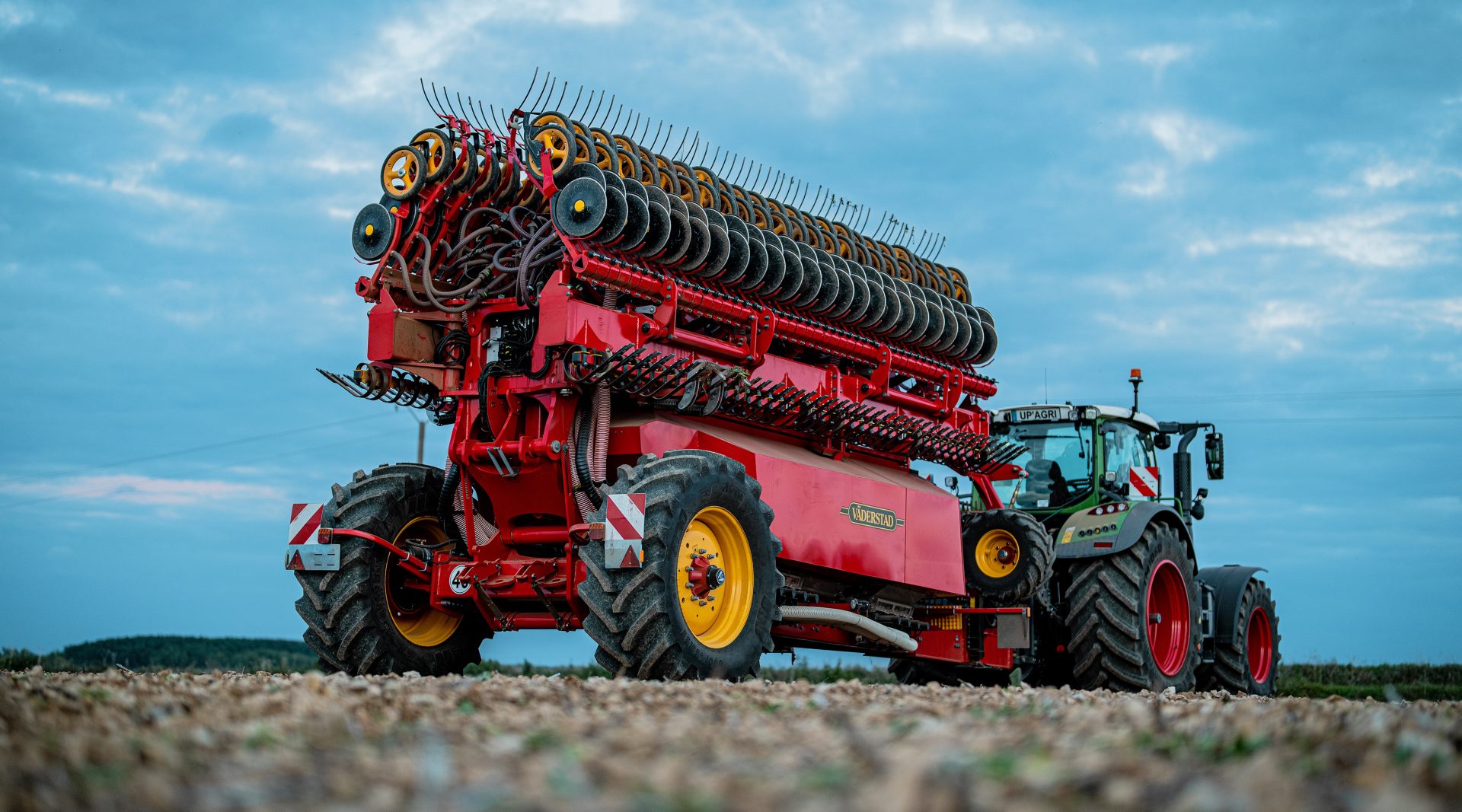 Väderstad's monster drill for 200hp+ tractors - Profi