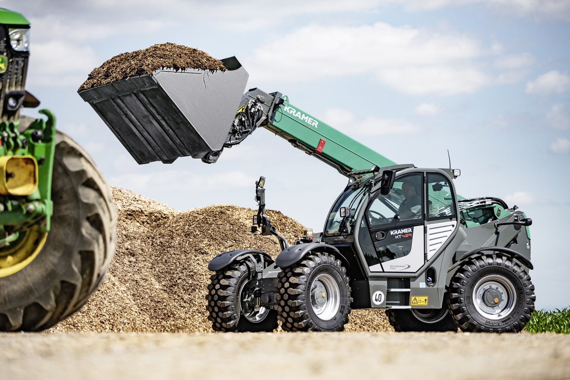 Tuckwells swaps JCB for Kramer - Profi