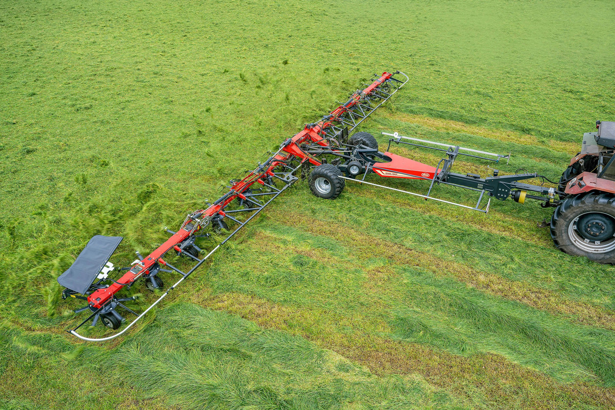 Driving Impression: Vicon Fanex 1564C tedder - Profi