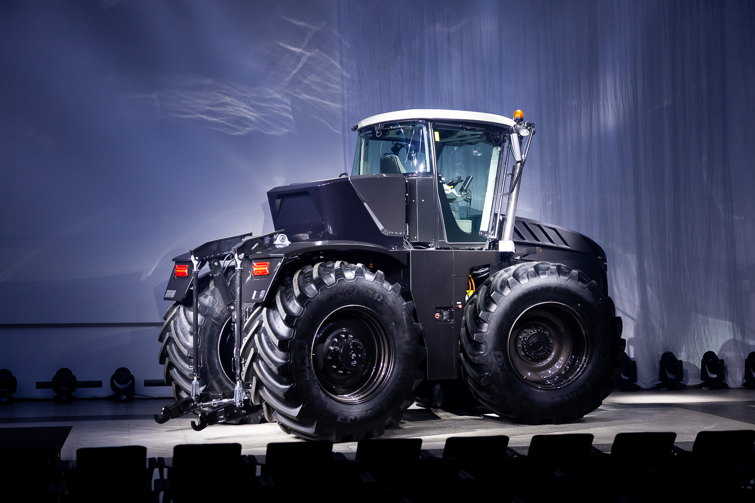 First hybrid tractors in production - Profi