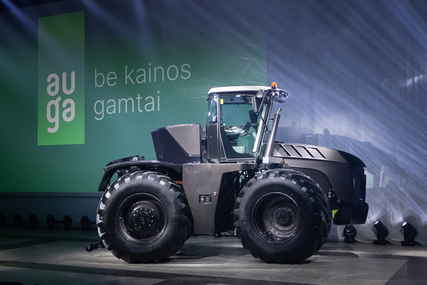 First hybrid tractors in production - Profi