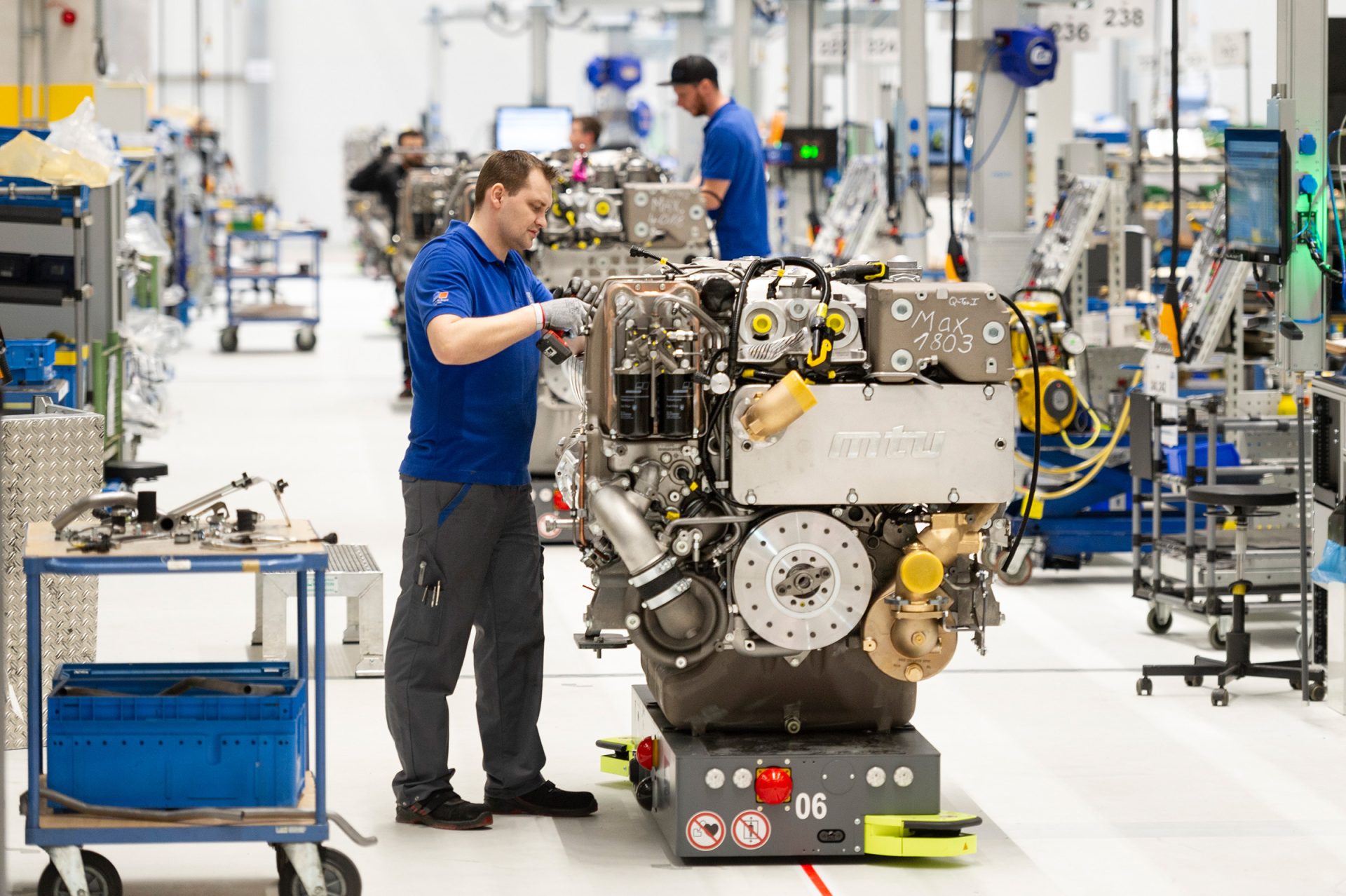 Rolls-Royce opens engine plant - Profi