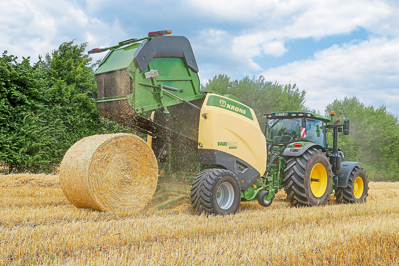 Krone VariPack V190XC Plus round baler: Fast and firm with belts - Profi