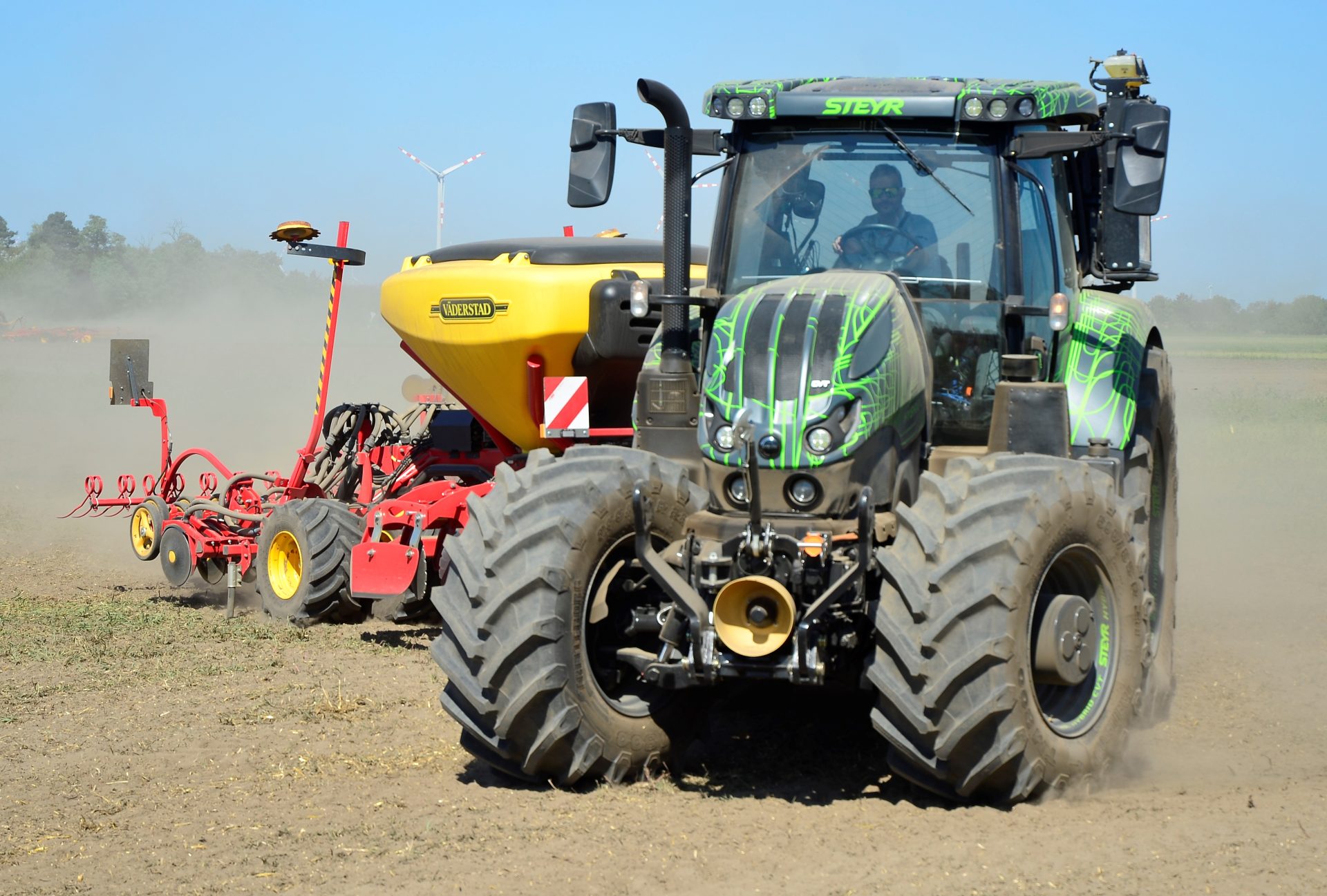 Steyr tests diesel-electric tractor - Profi