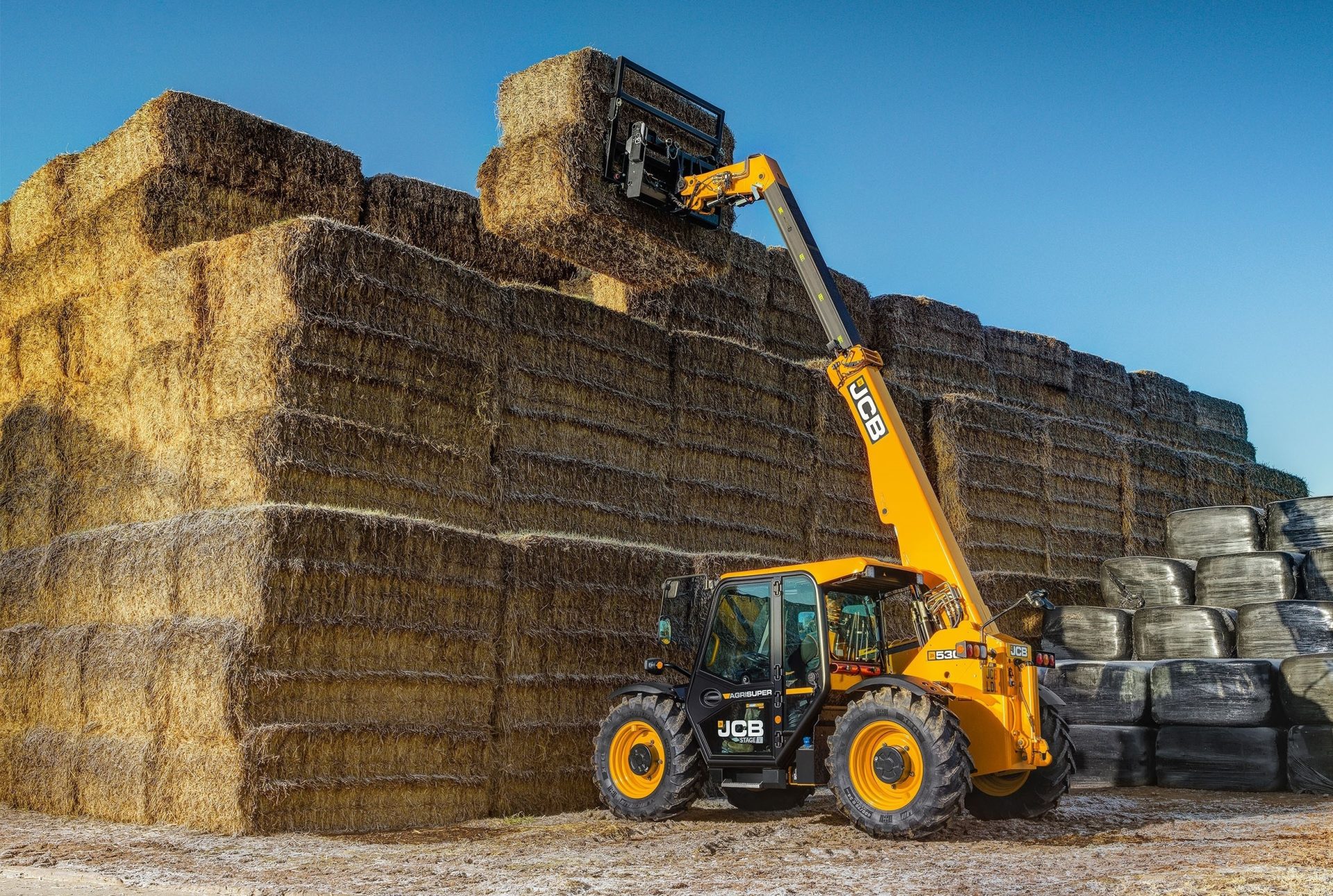 Compact JCB Loadall for tight spaces - Profi