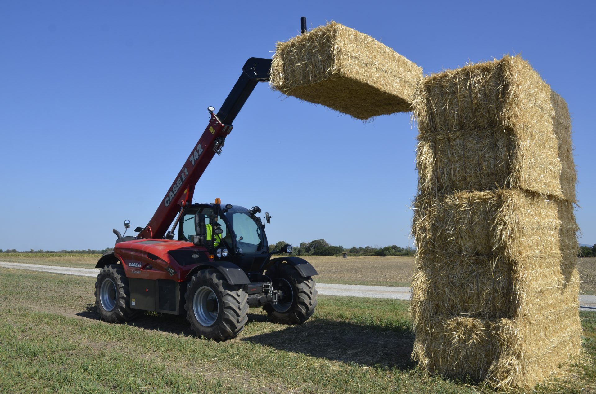 Case IH updates Farmlift telehandlers - Profi