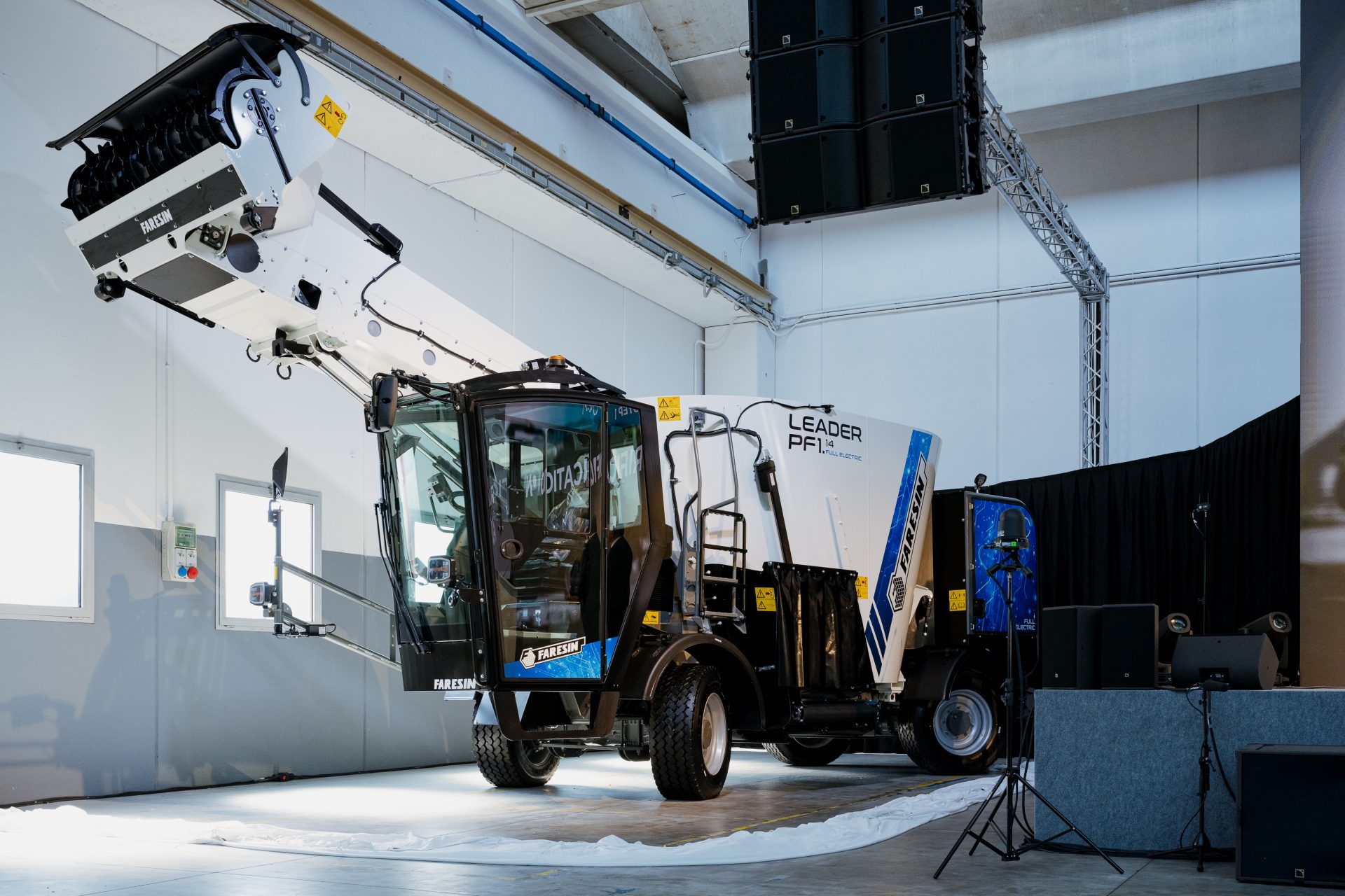 Faresin shows first electric mixer wagon - Profi