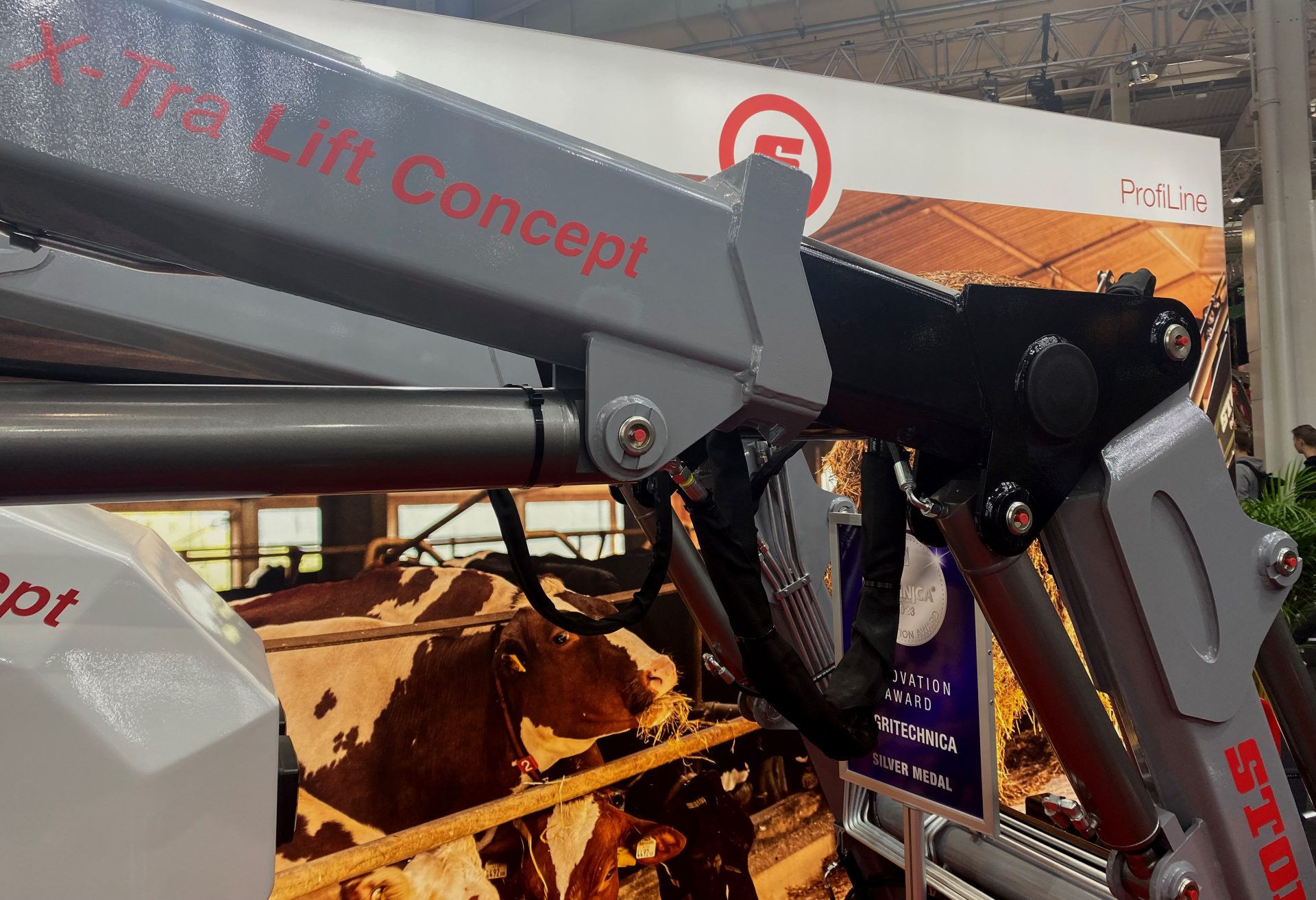 Stoll shows telescopic tractor loader boom - Profi