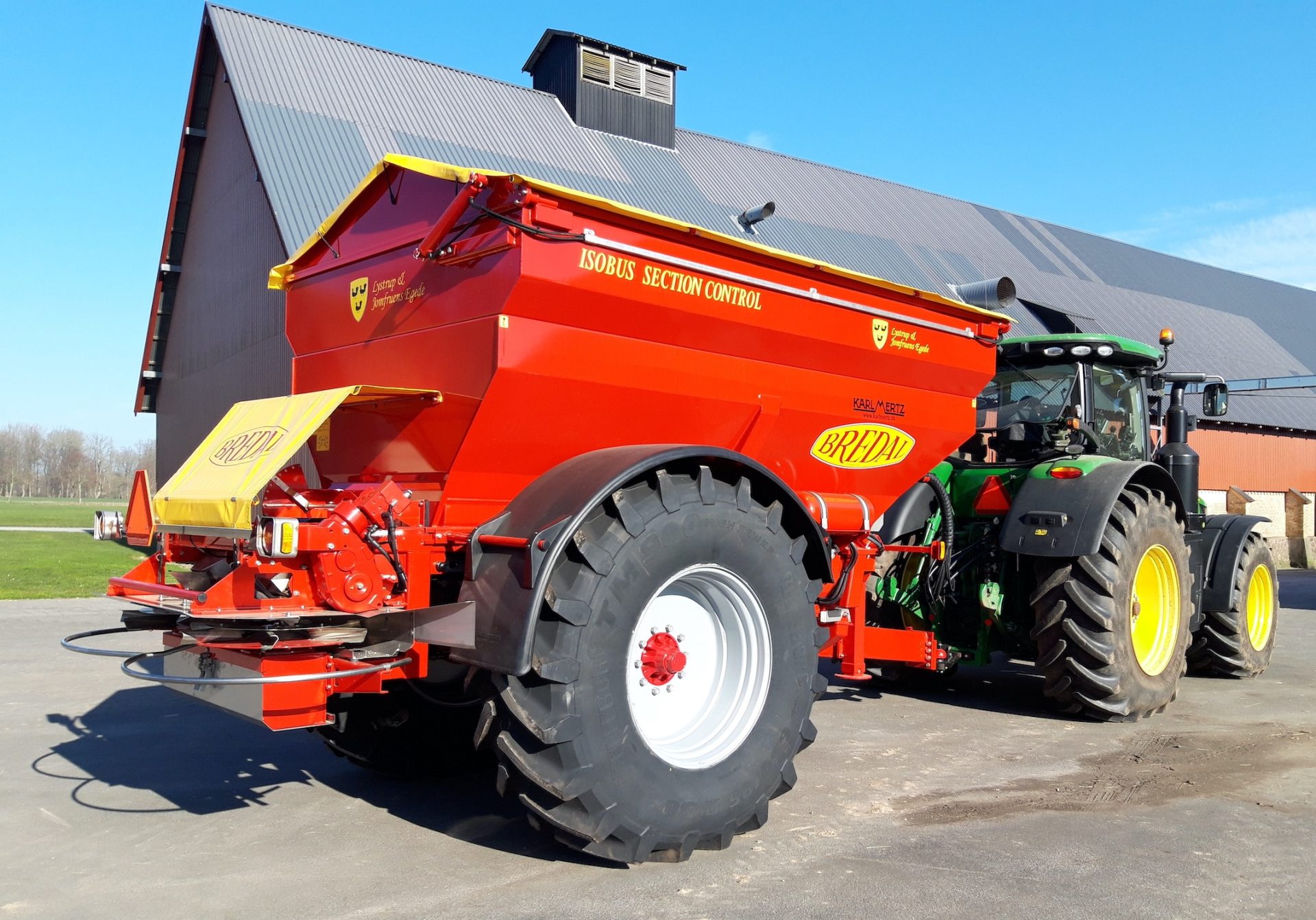 Larger tyres on latest Bredal spreader - Profi
