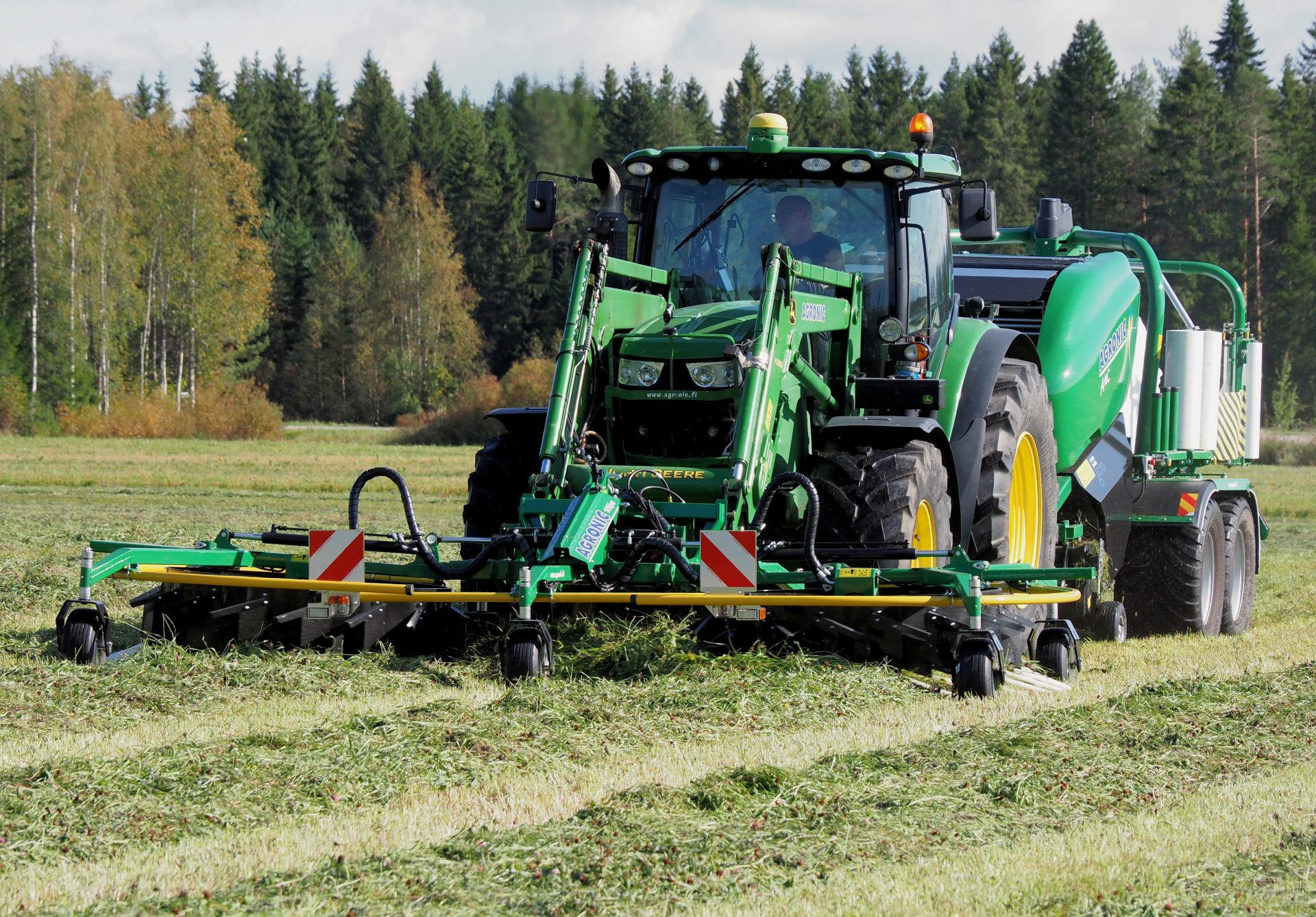 Wider front rake and first Agronic stone picker - Profi