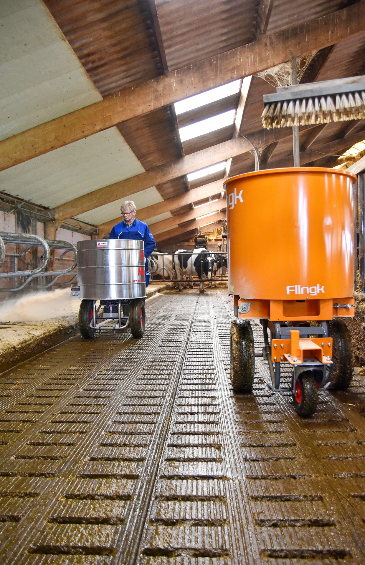 AG Products Maxi and Flingk SE250 sawdust spreaders: Bedding duo dust ...