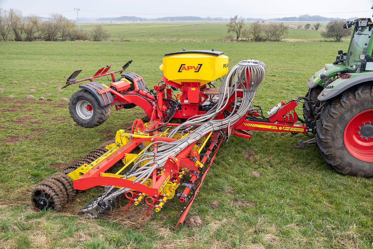 APV GP750 M2 grass rejuvenator: Slitting the sward - Profi