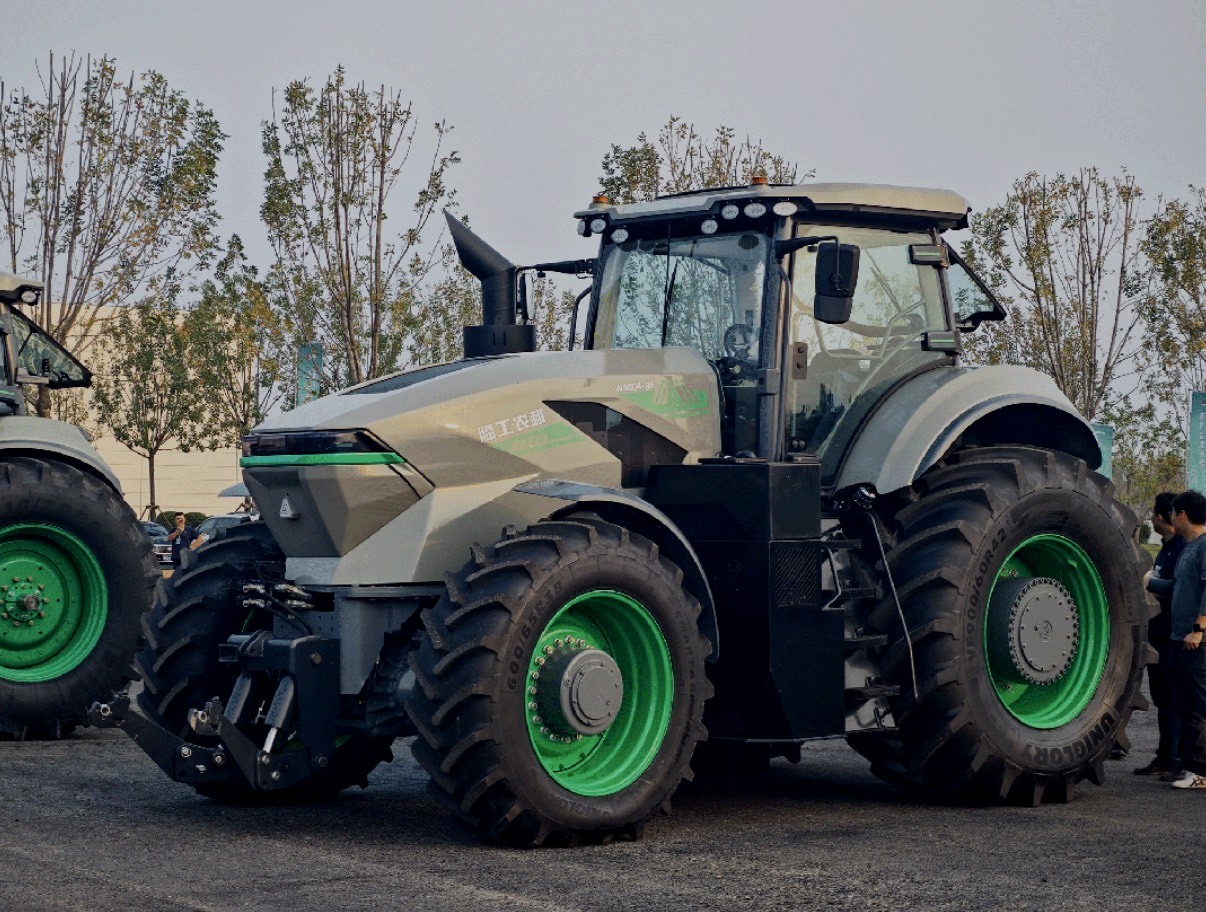 Lingong shows 600hp hybrid tractor - Profi
