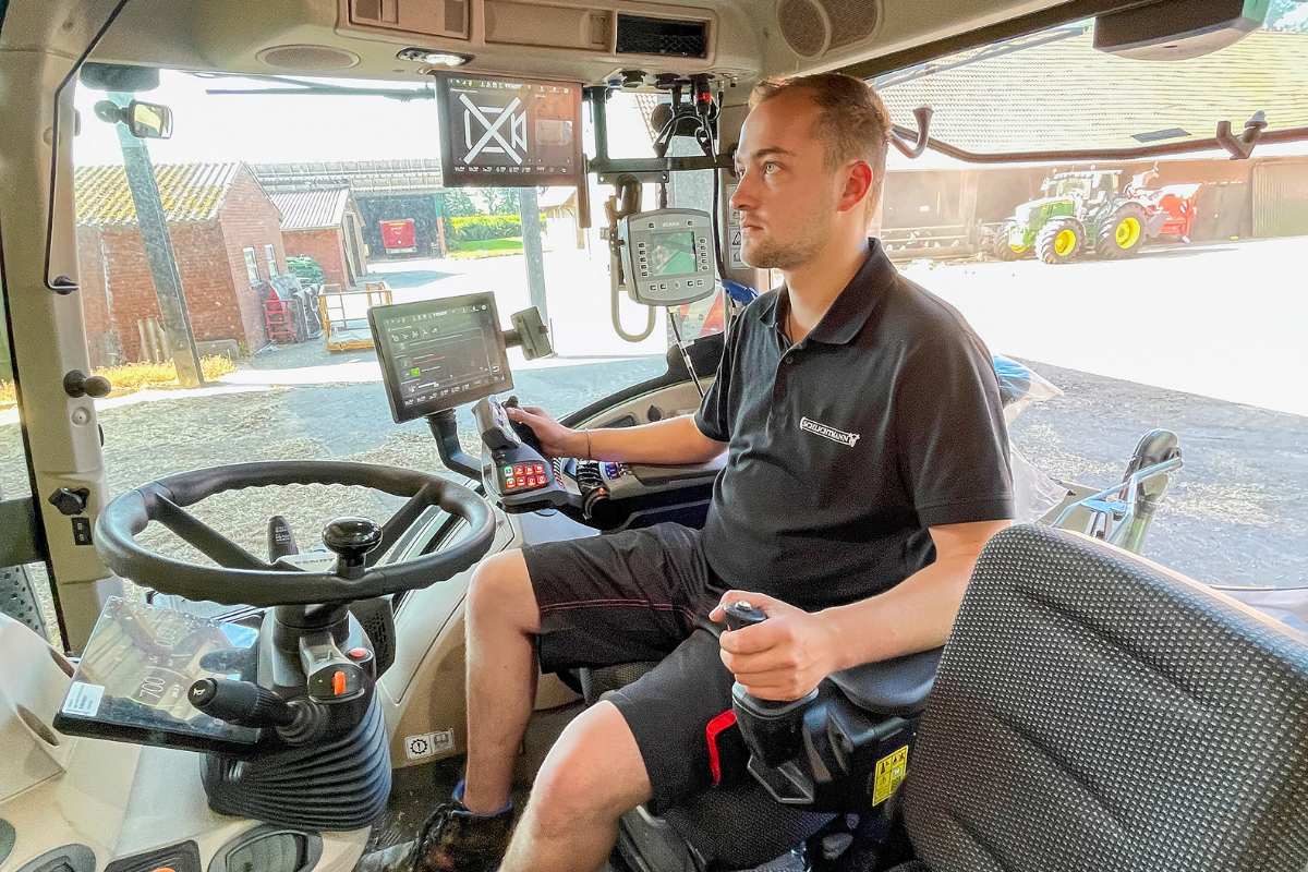 Fendt ErgoSteer tractor joystick: Two hands, no wheel - Profi