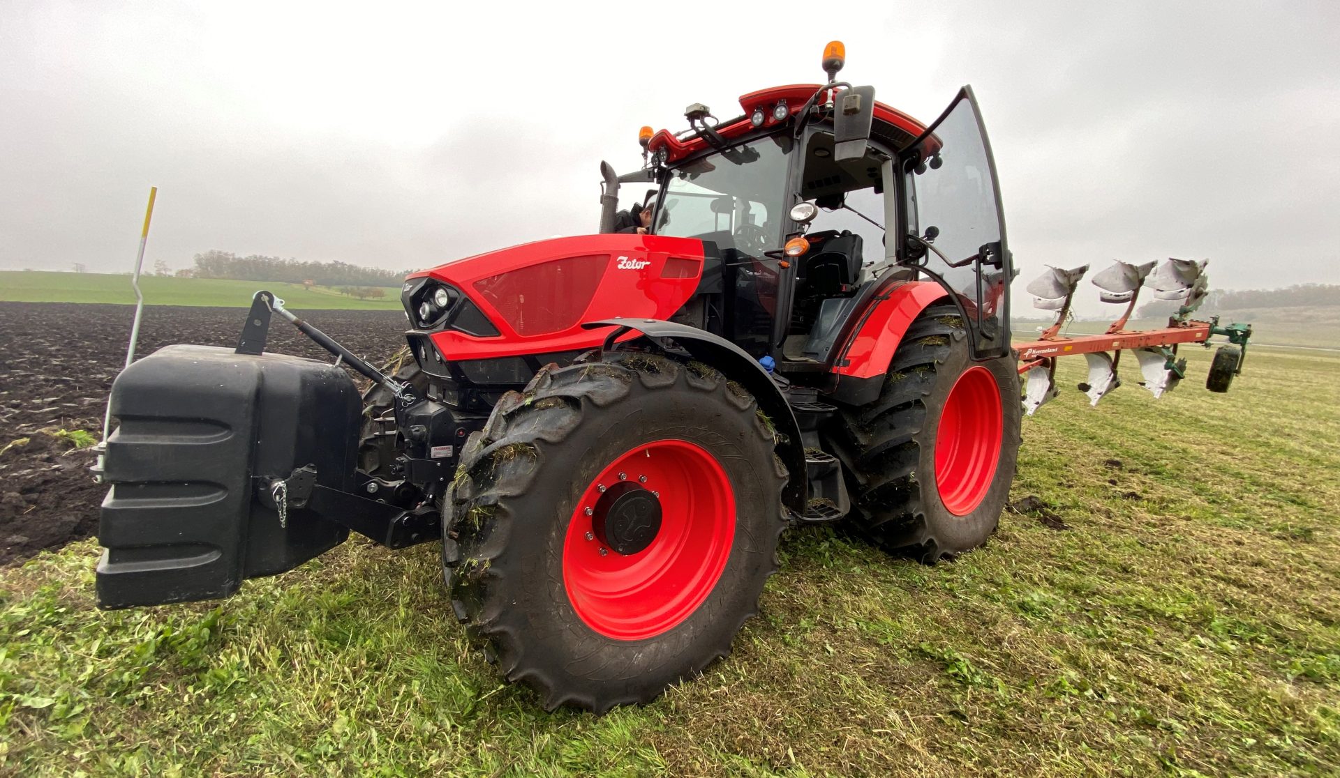 Czech farmer tests Zetor 6 prototype - Profi