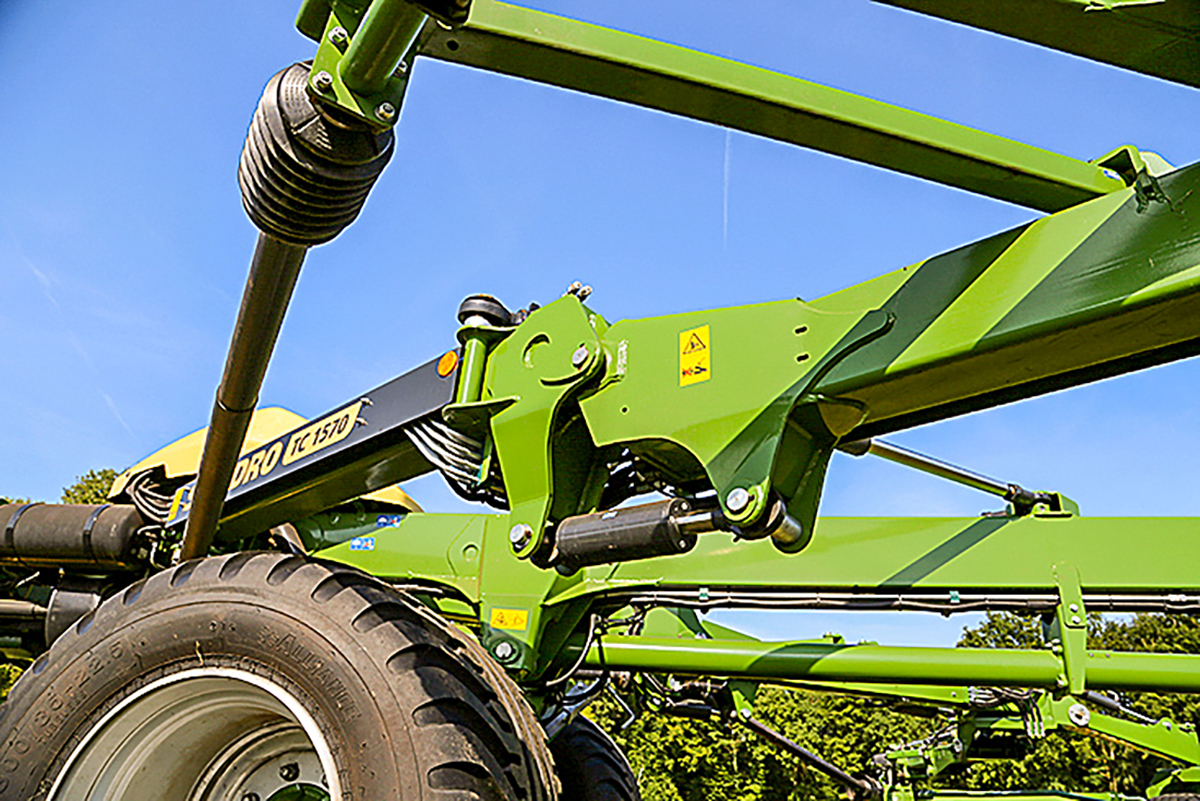 Krone Swadro TC1570 rake: Four rotors on a V - Profi