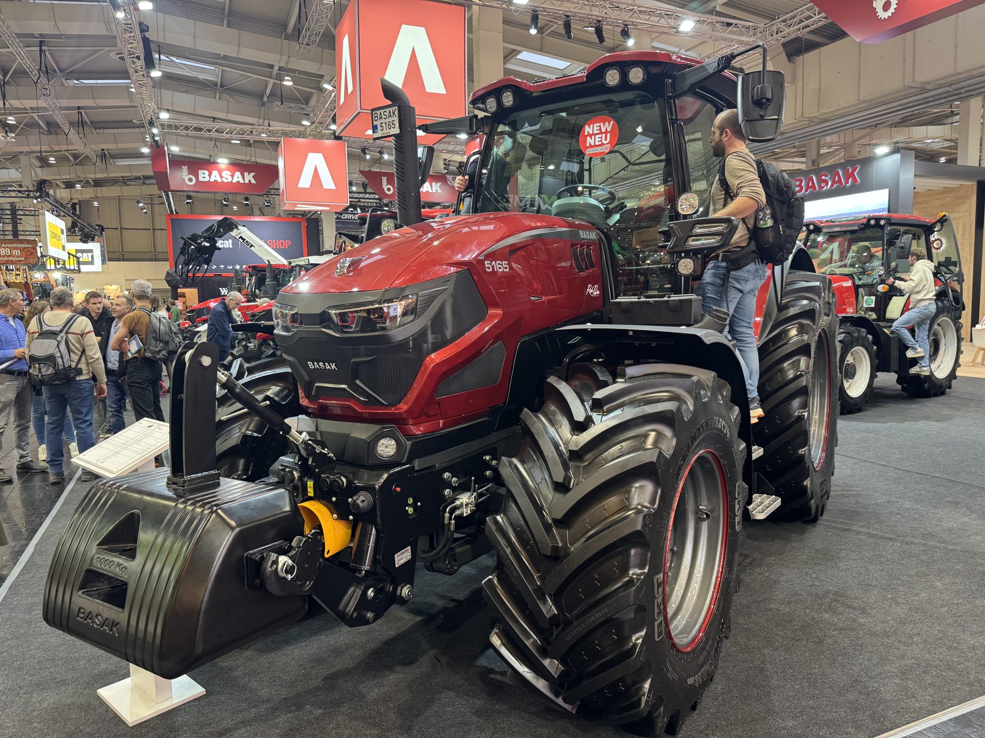 Basak shows 165hp tractor - Profi