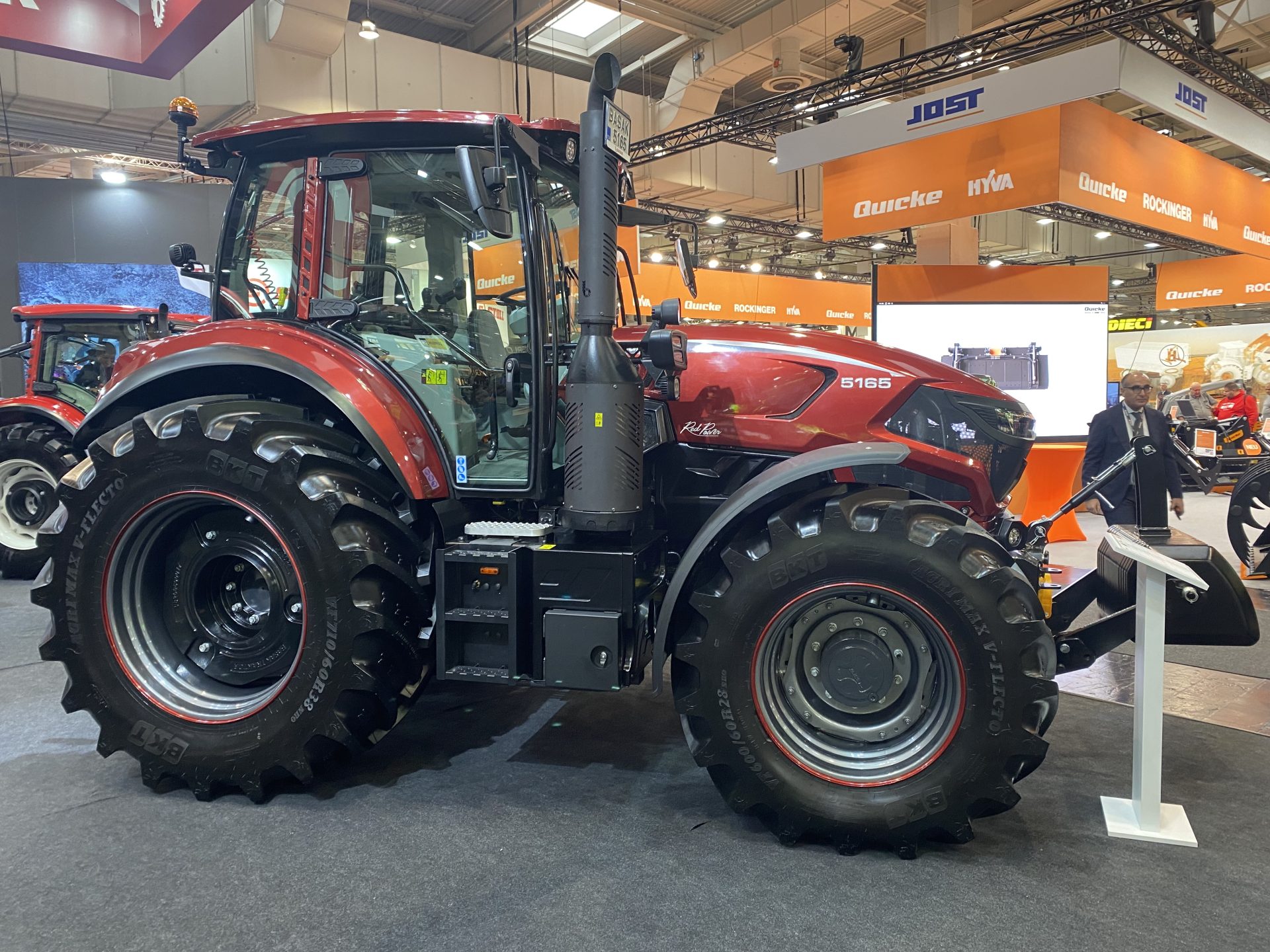 Basak shows 165hp tractor - Profi