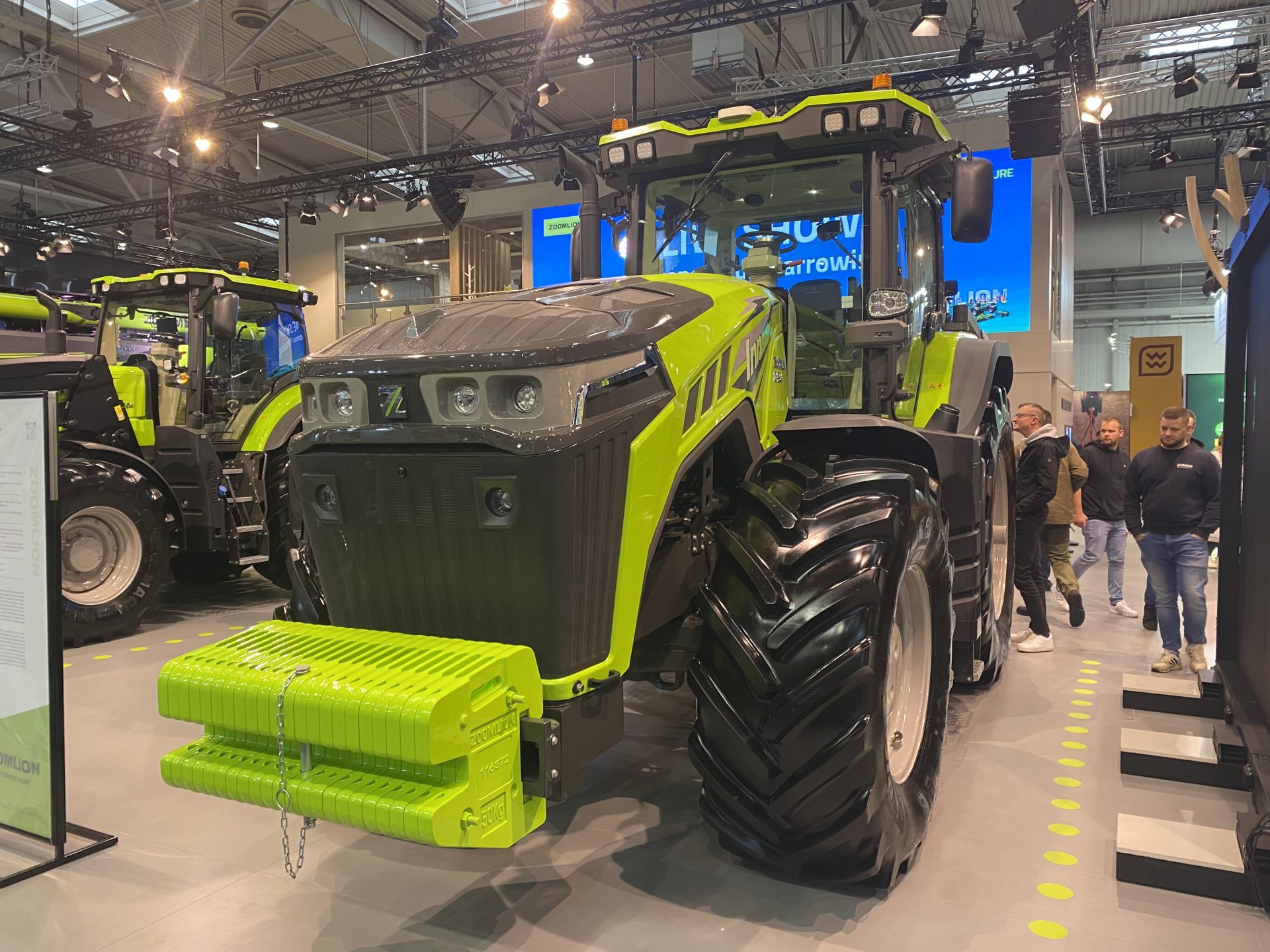 Zoomlion shows hybrid tractors and a combine - Profi