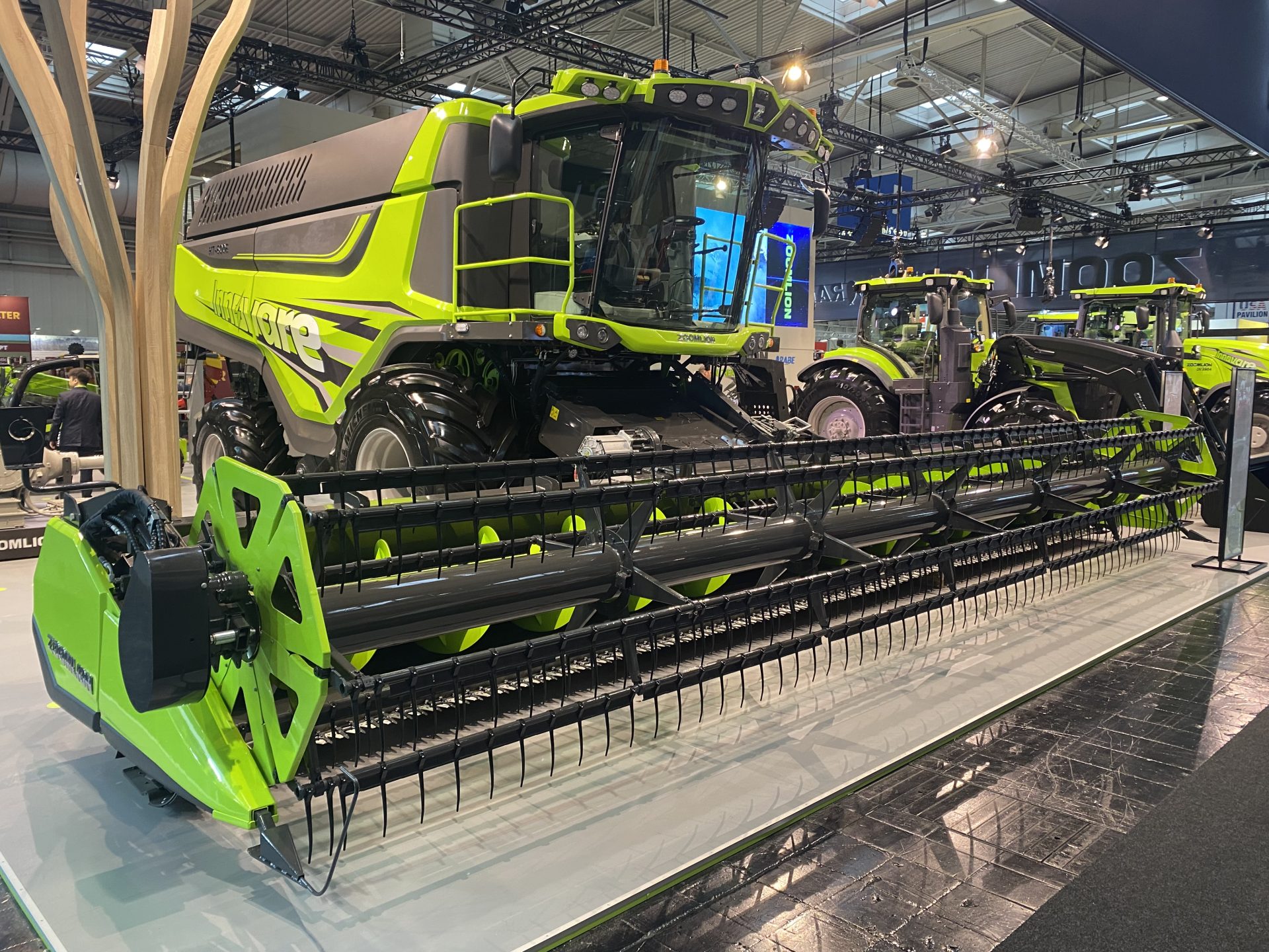 Zoomlion shows hybrid tractors and a combine - Profi