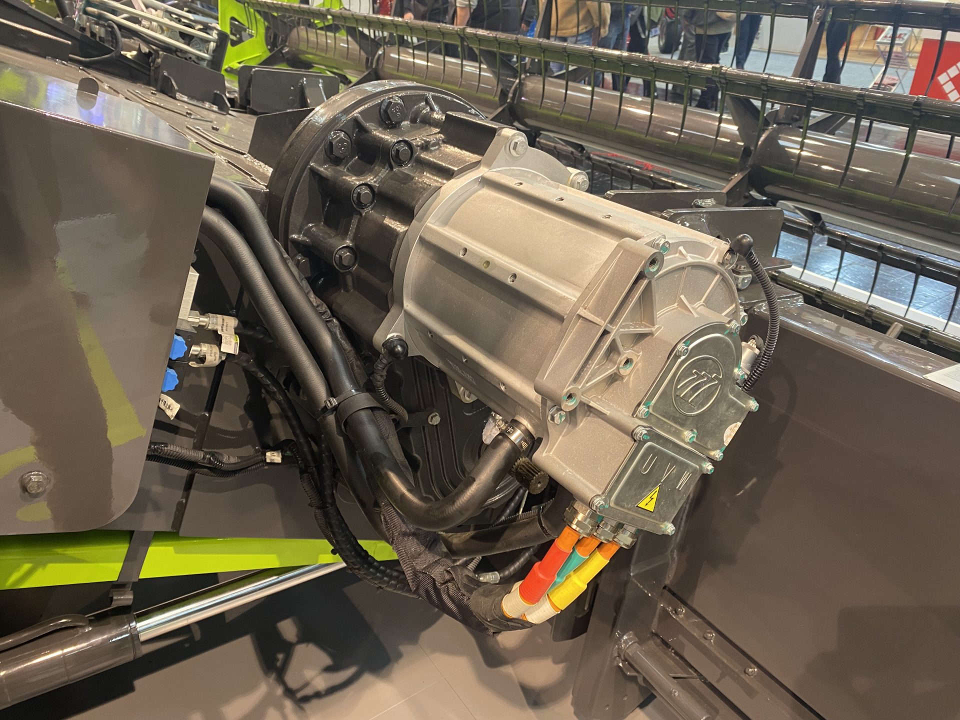 Zoomlion shows hybrid tractors and a combine - Profi