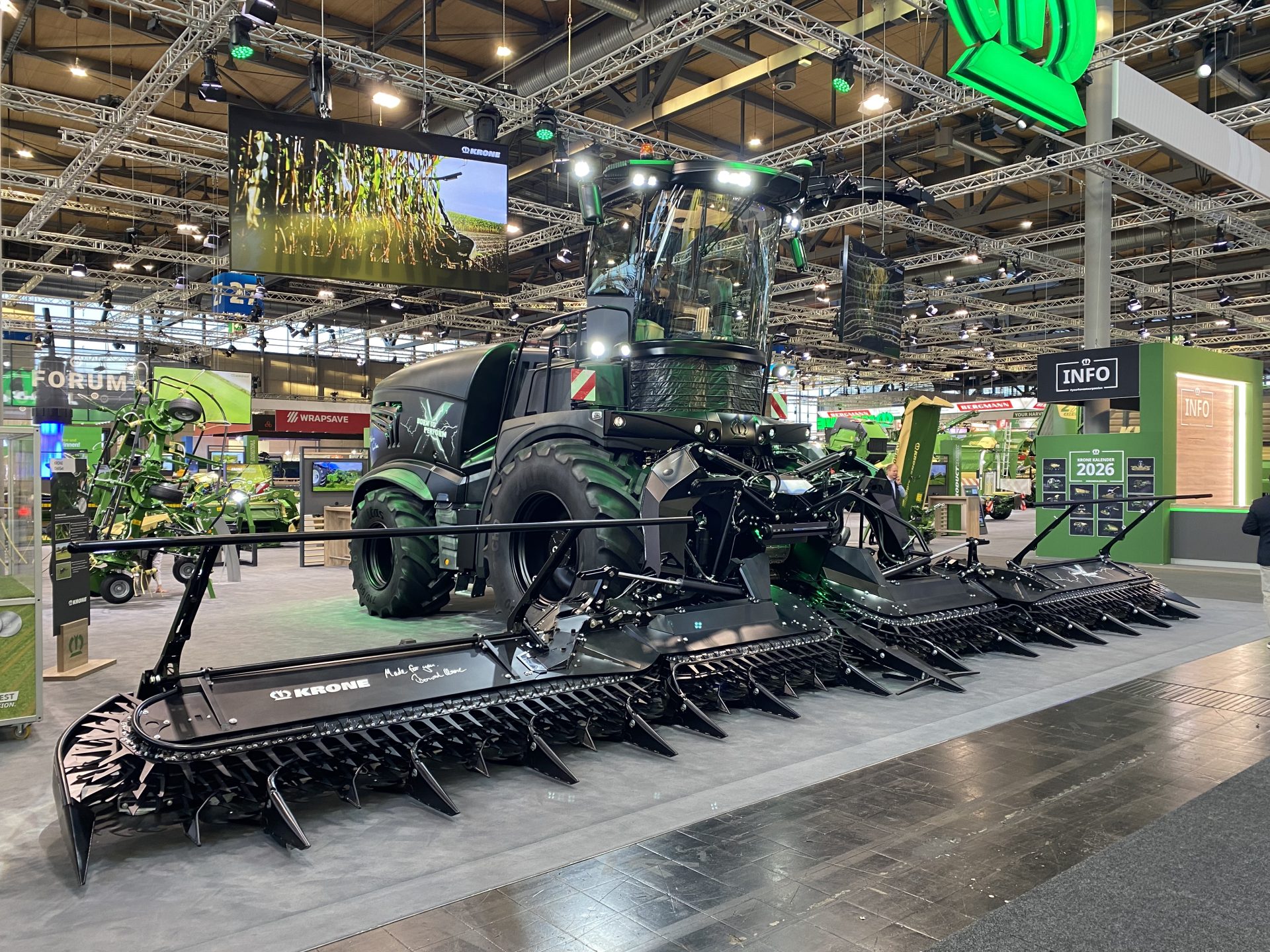 Big foragers, big headers, 16 rows at a time - Profi