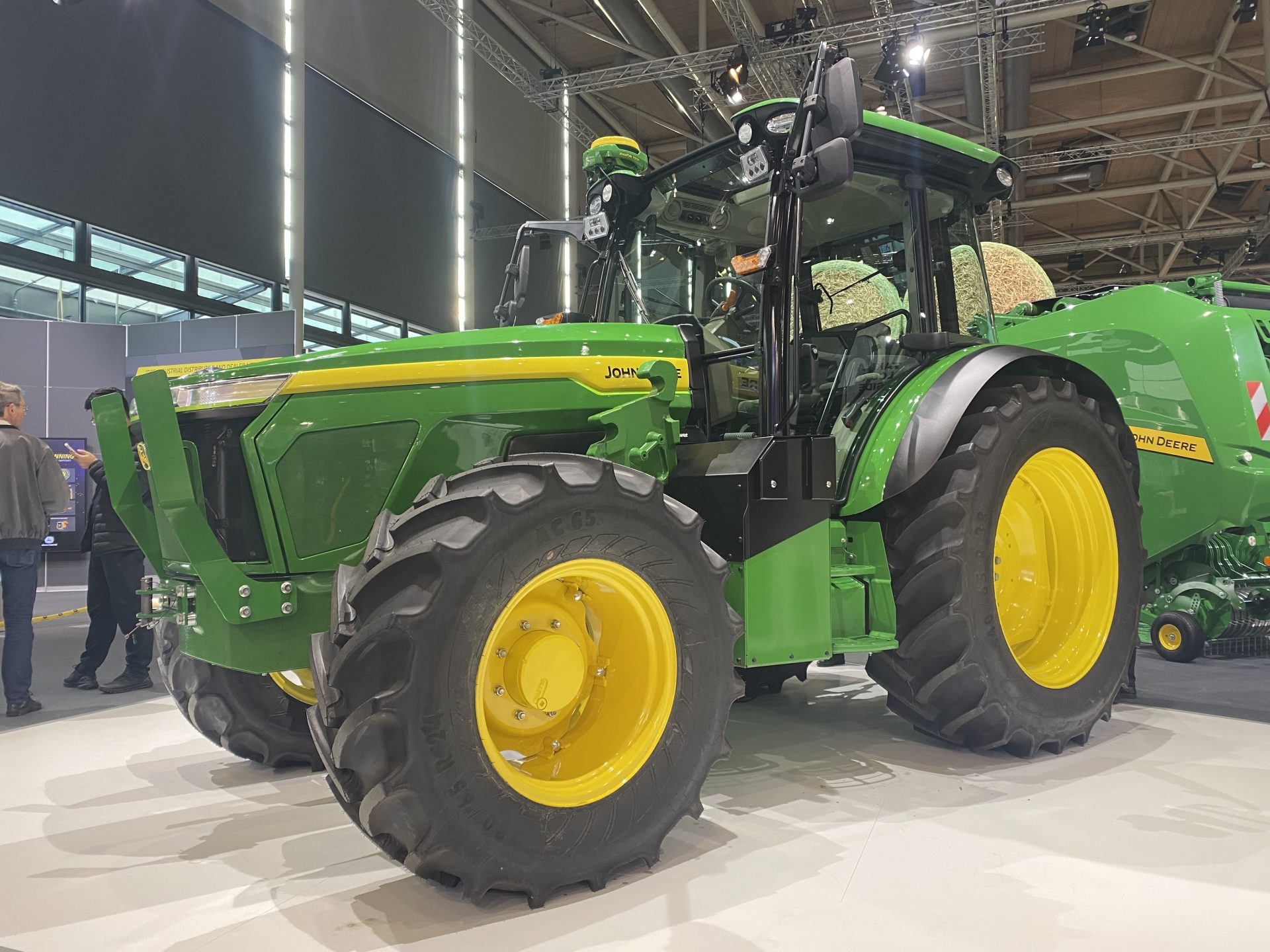 European debut for John Deere electric tractor - Profi