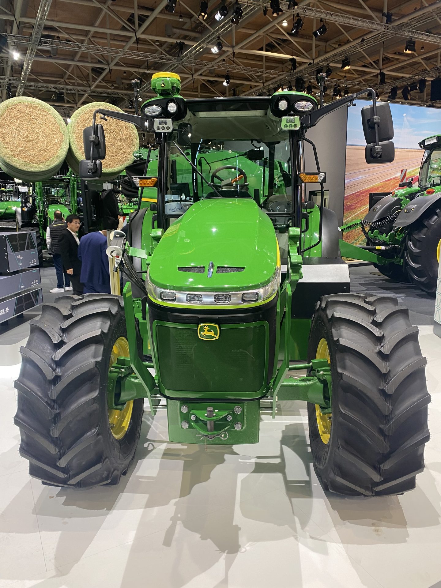 European debut for John Deere electric tractor - Profi