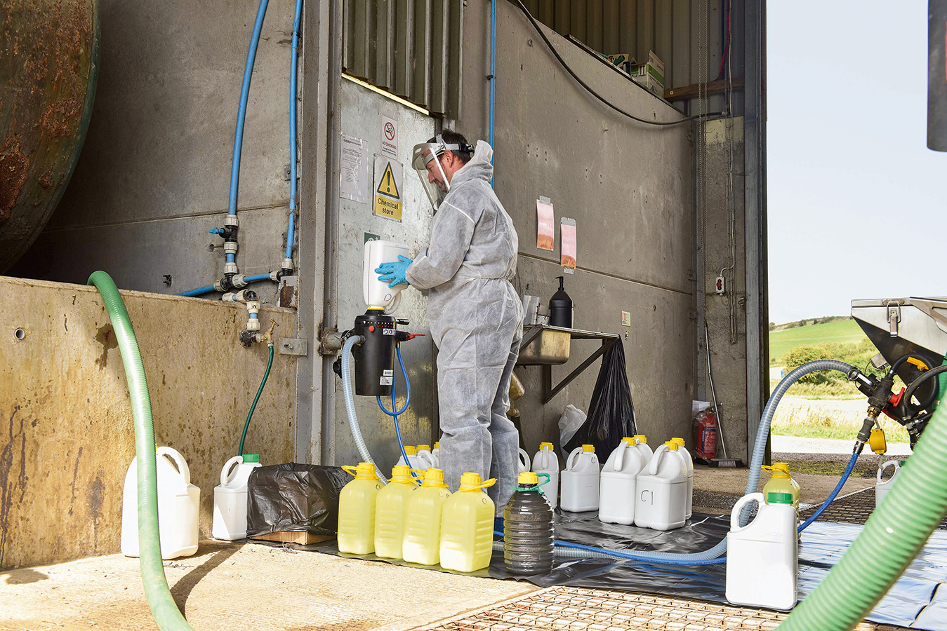 Sprayer closed transfer systems: Filling without fuss - Profi