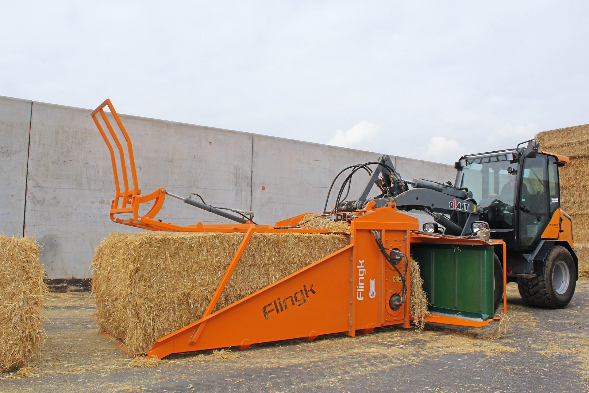 Loader-mounted straw bedding tools Making light work of bedding down ...