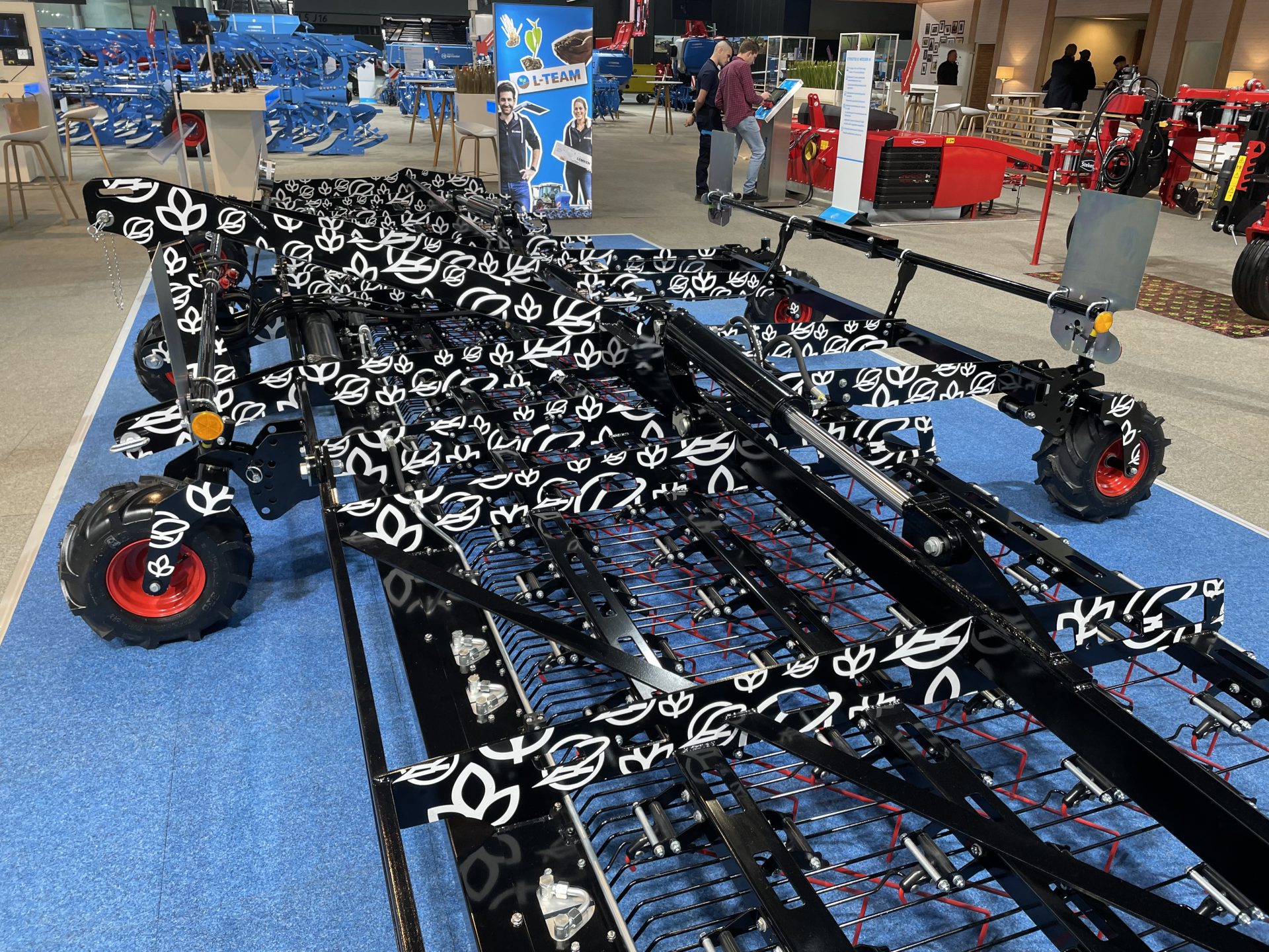 SIMA 2022: Lemken precision comb harrow prototype - Profi